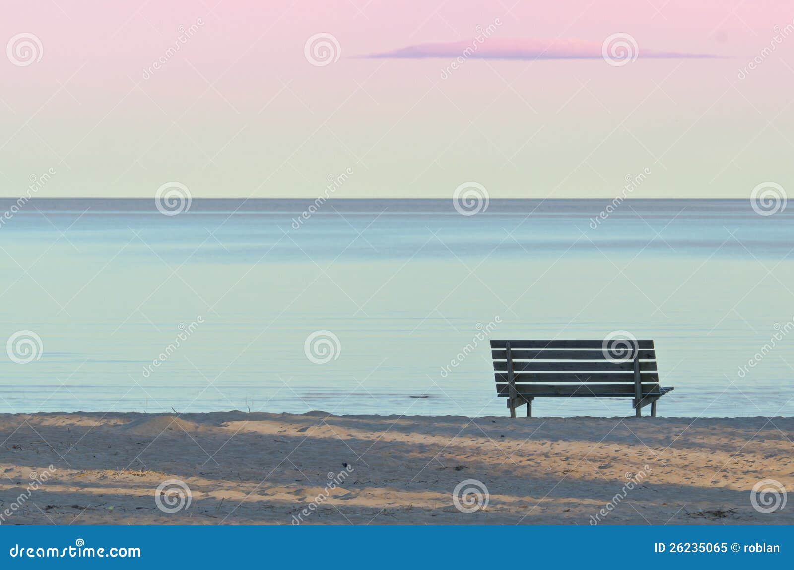 Bank op het strand stock afbeelding. Image of oceaan - 26235065