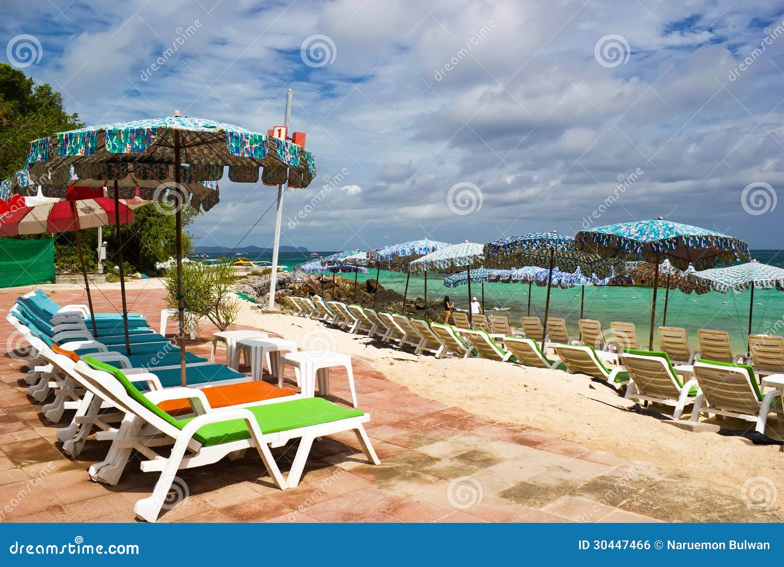 Bank op het strand stock foto. Image of zonnig, kust - 30447466