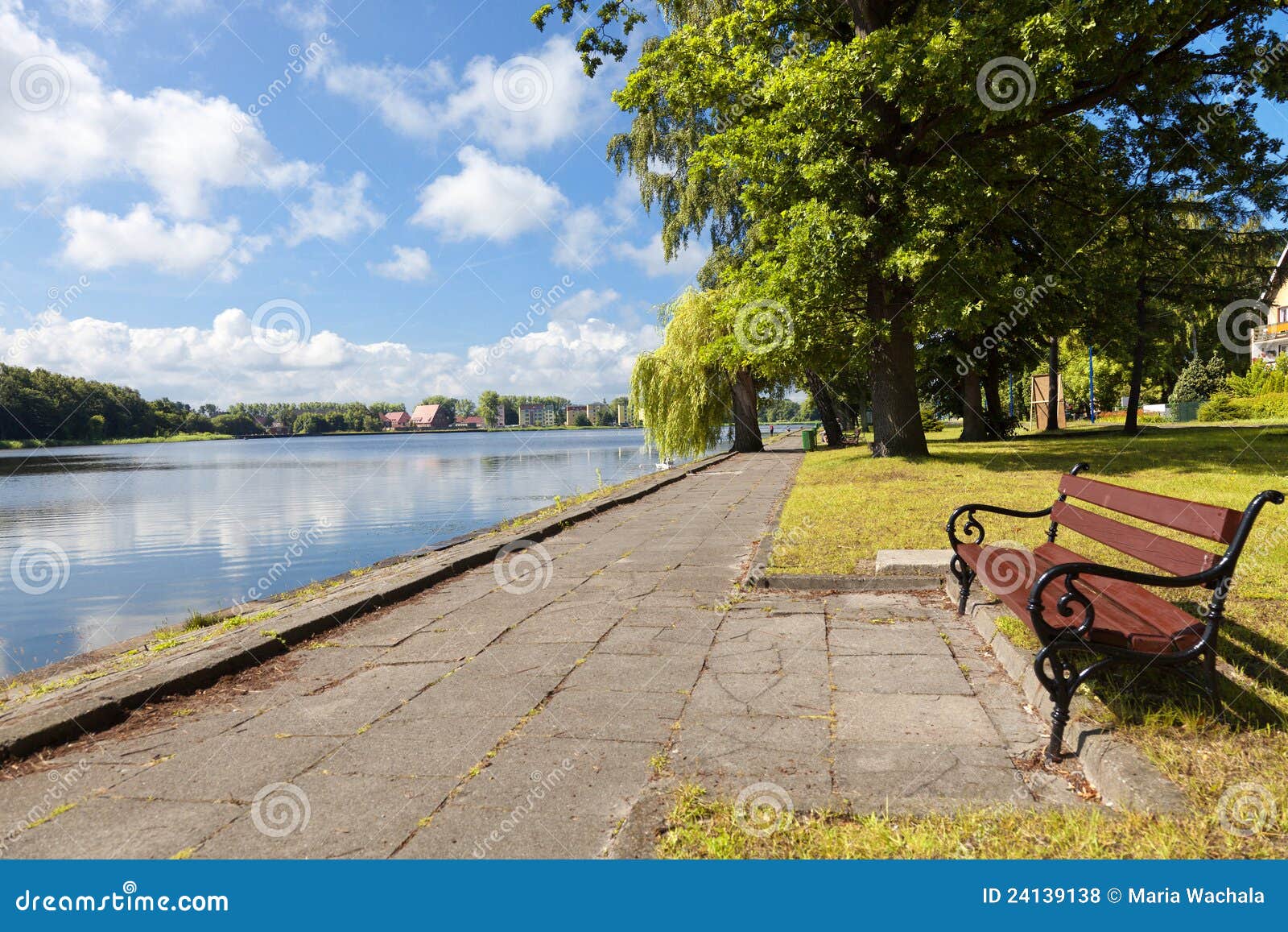 Bank in stadspark stock foto. Image of lente, ontspan - 24139138