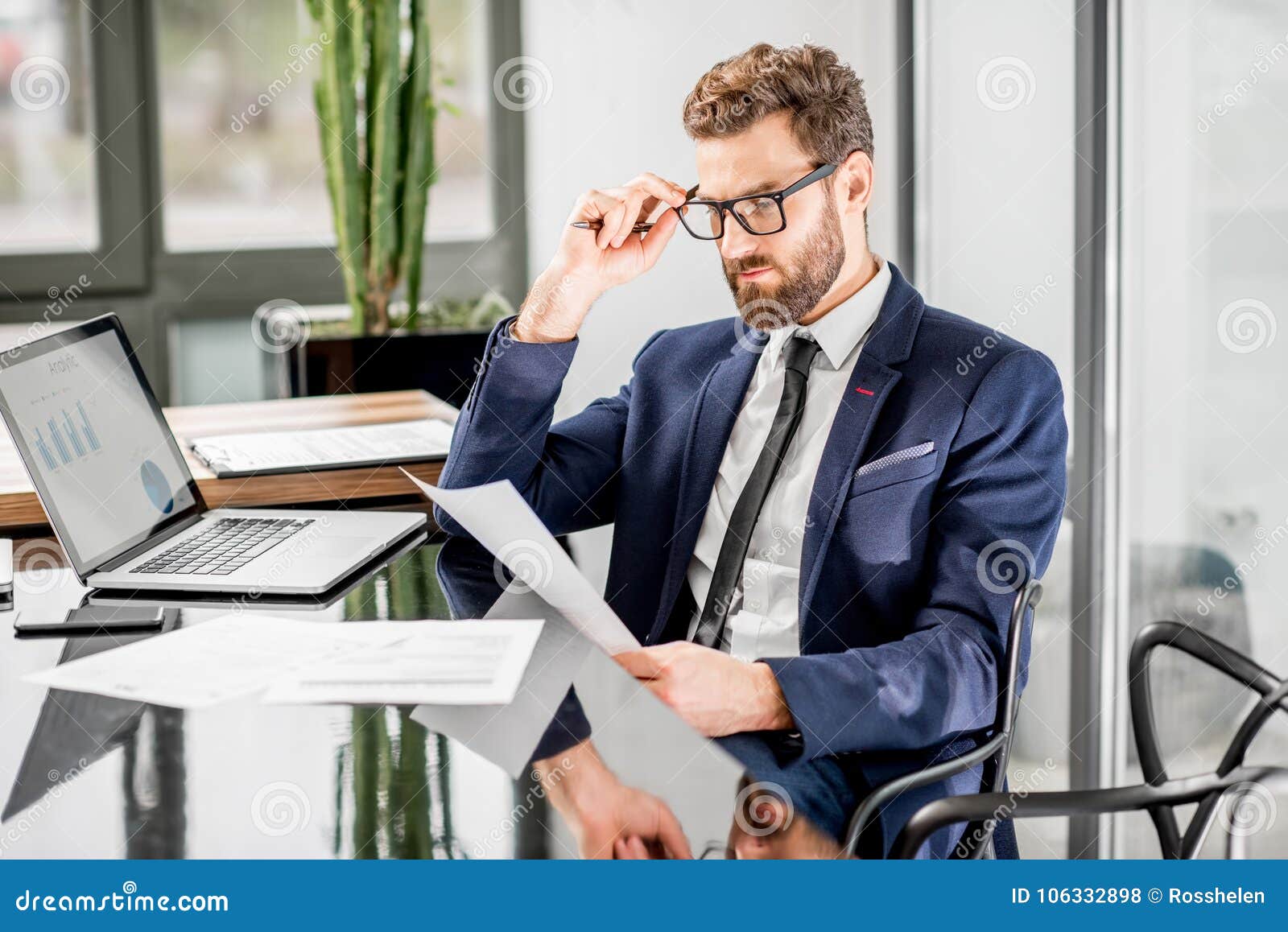 Bankier Die Op Het Kantoor Werken Stock Foto - Image of econoom ...