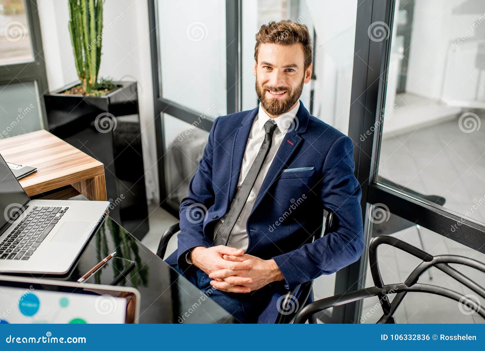 Bankier op het kantoor stock foto. Image of financieel - 106332836