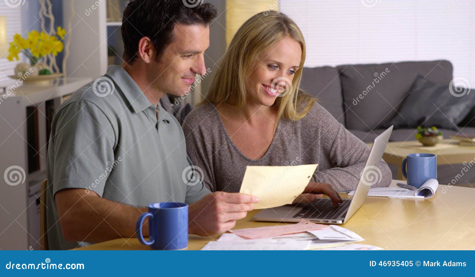 Bankwesen machte einfach stockbild. Bild von glücklich - 46935405