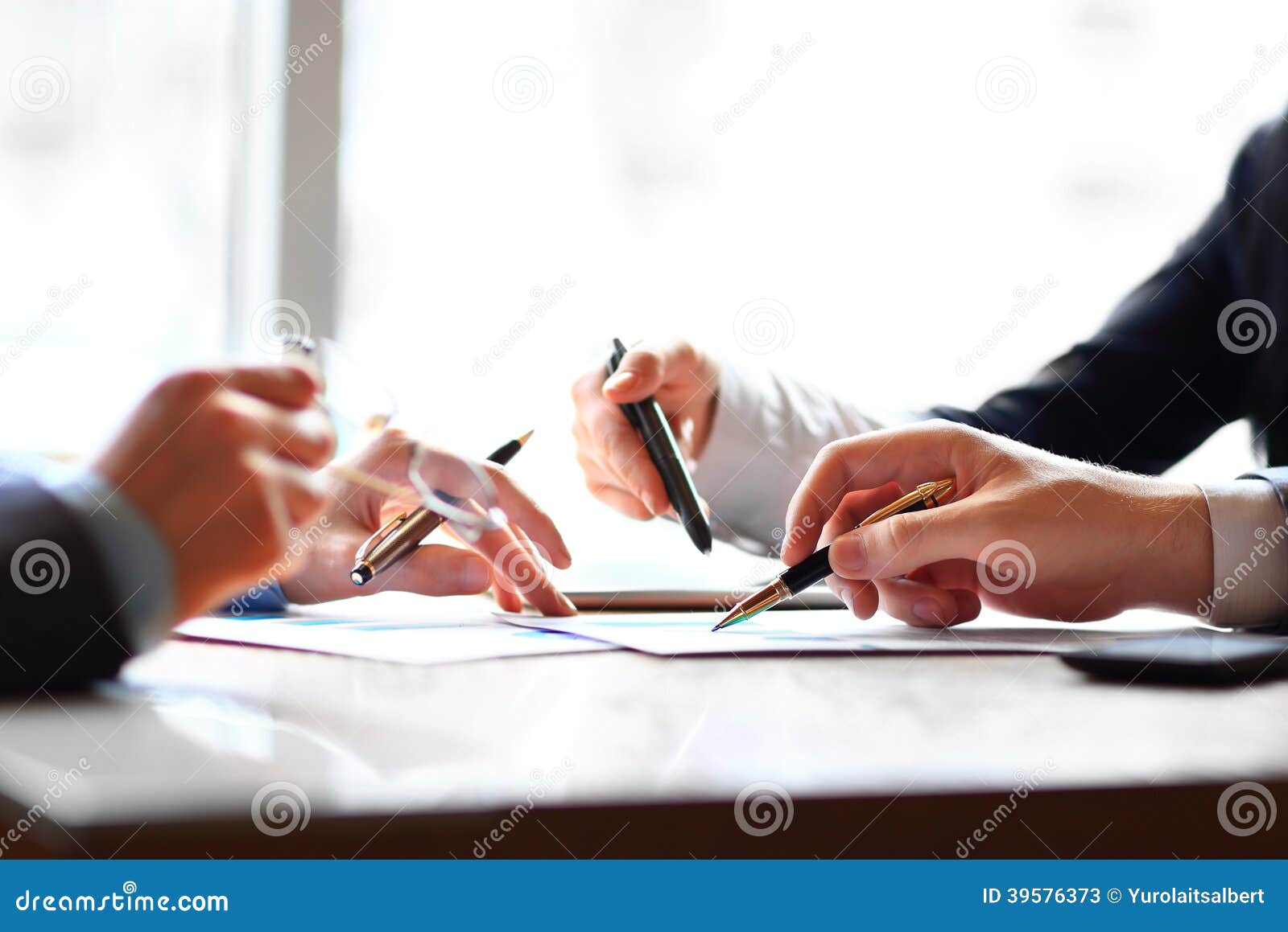 Bankwesen Oder Finanzanalytik Tischplatten Stockbild - Bild von ...