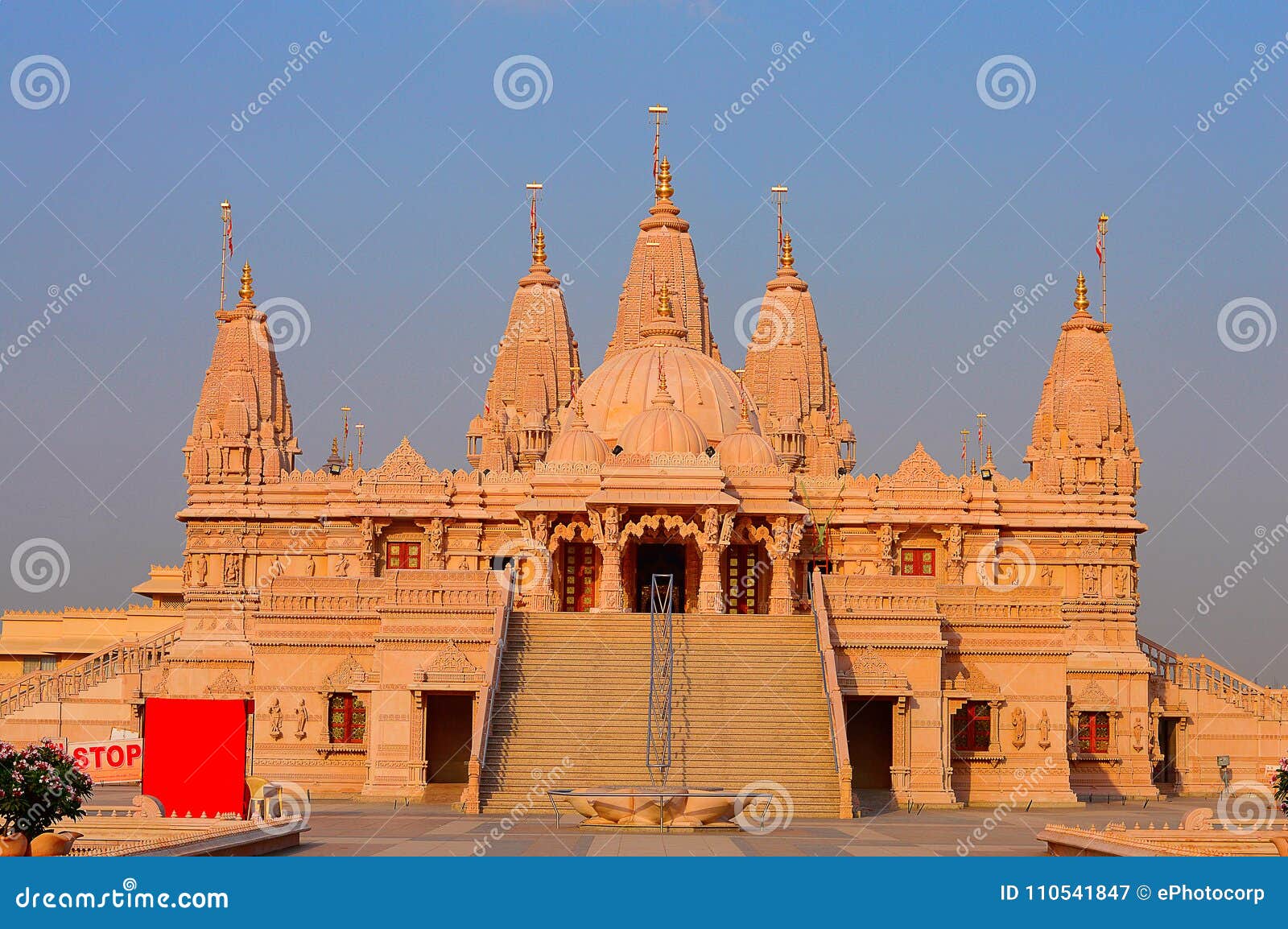 BAPS Shri Swaminarayan Mandir Pune Imagem de Stock - Imagem de exterior ...