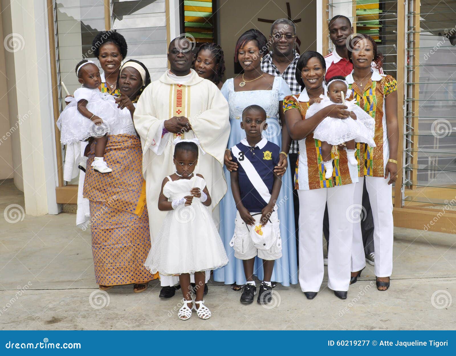 BAPTÊME DE BÉBÉ photographie éditorial. Image of catholique - 60219277