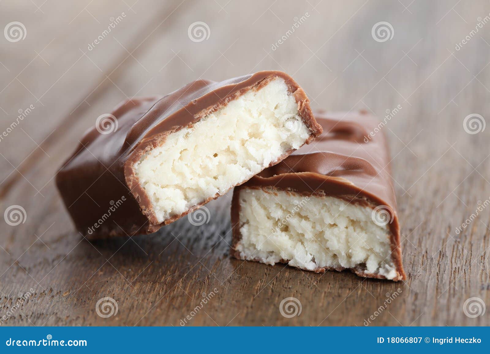 Bar De Chocolat Avec Le Remplissage De Noix De Coco Image stock - Image ...