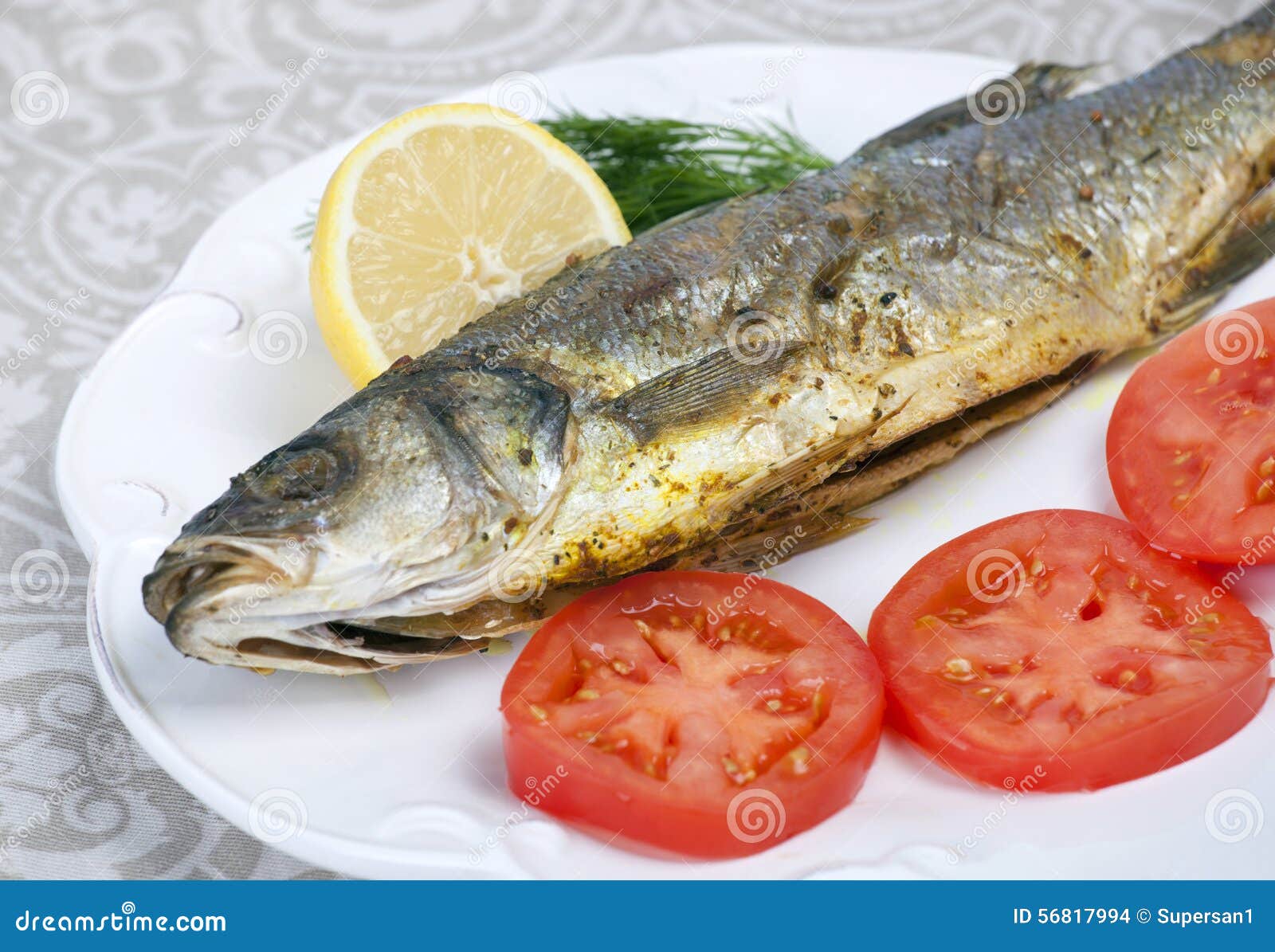 Bar De Mer Frit De Poissons Photo stock - Image du déjeuner, préparé ...