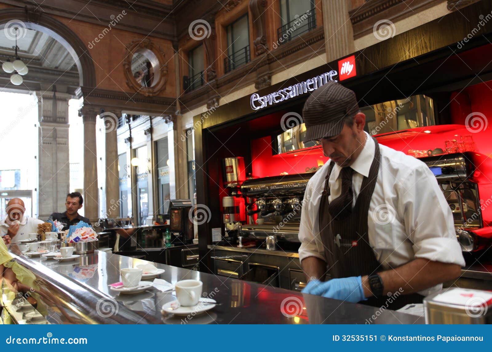 Bar italiano fotografia editoriale. Immagine di colazione - 32535151