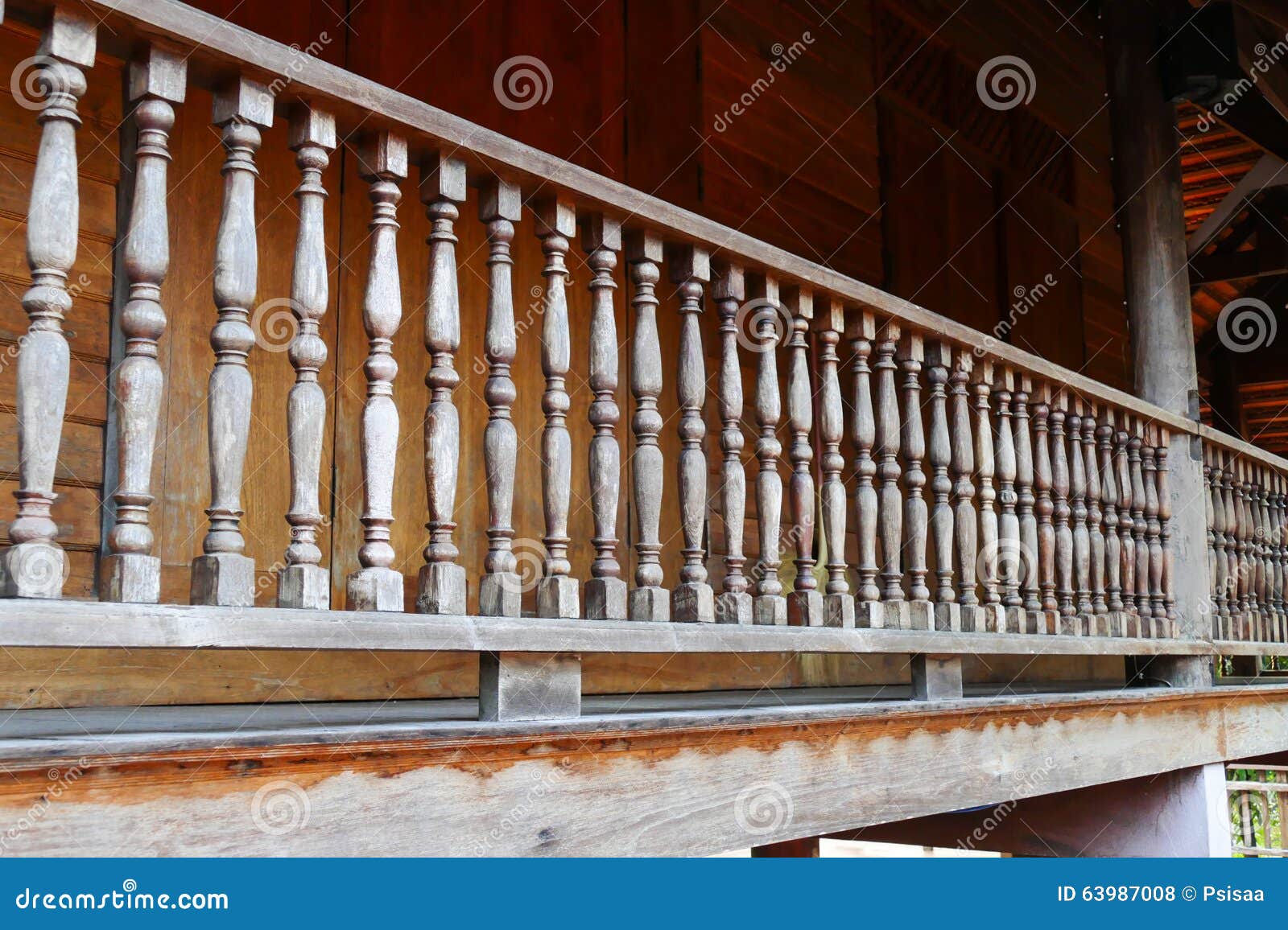 Barandilla De Madera Del Balcón Foto de archivo - Imagen de casero ...