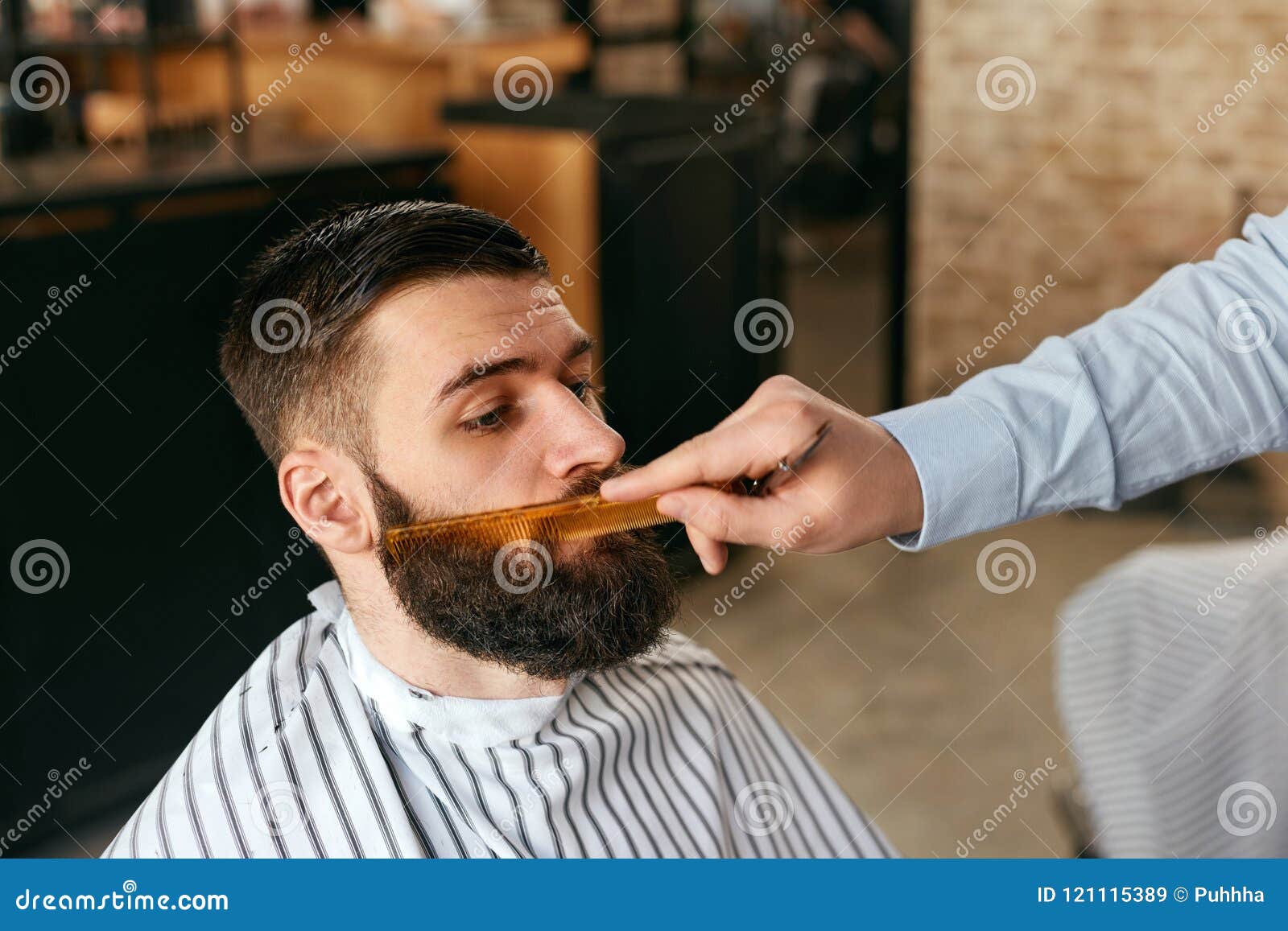 Barba Cortada En Barber Shop Barber Cutting Beard Imagen de archivo ...