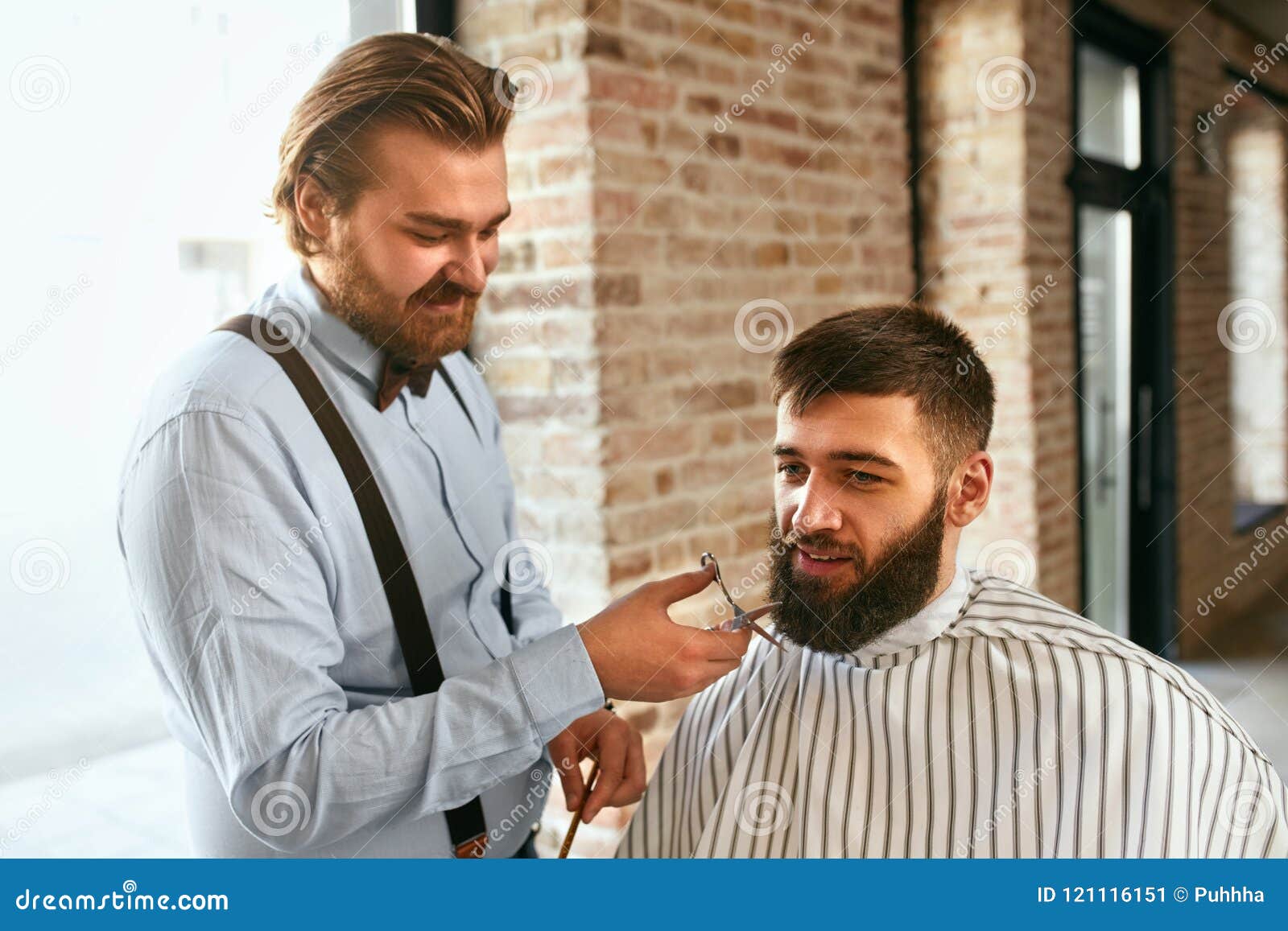 Barba Cortada En Barber Shop Barber Cutting Beard Imagen de archivo ...