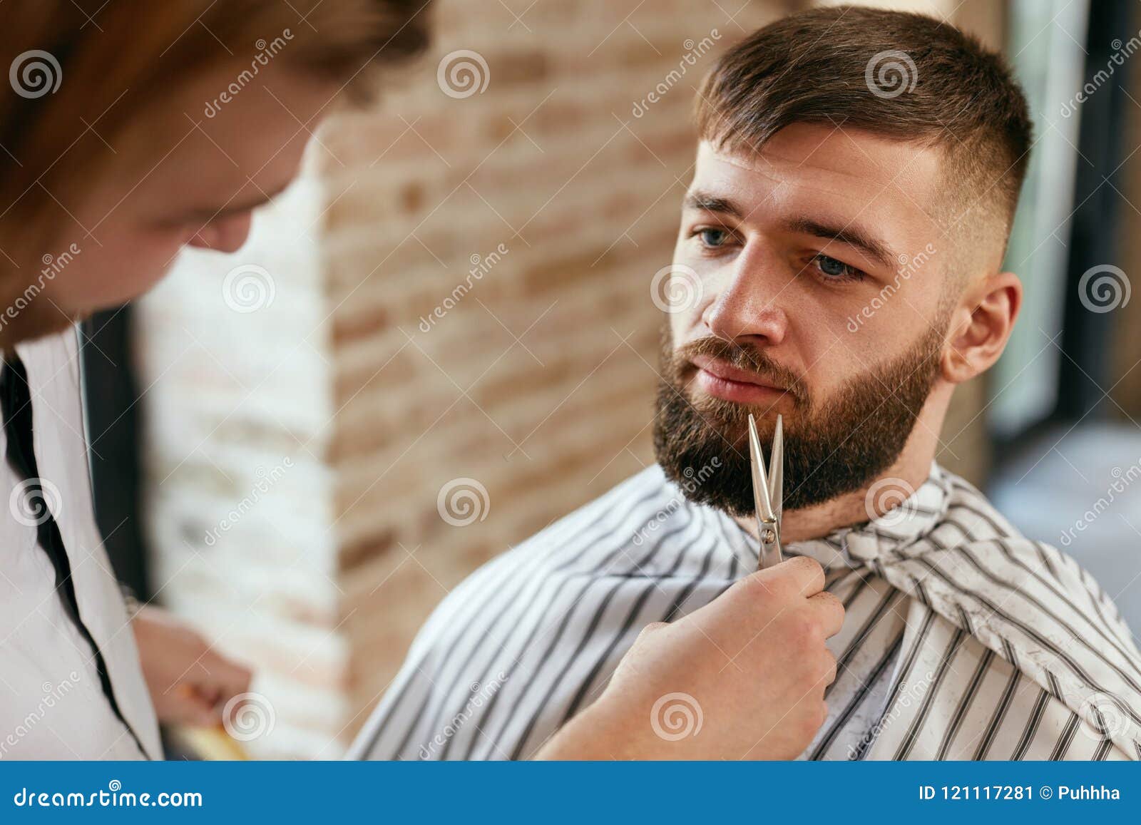 Barba Cortada En Barber Shop Barber Cutting Beard Imagen de archivo ...