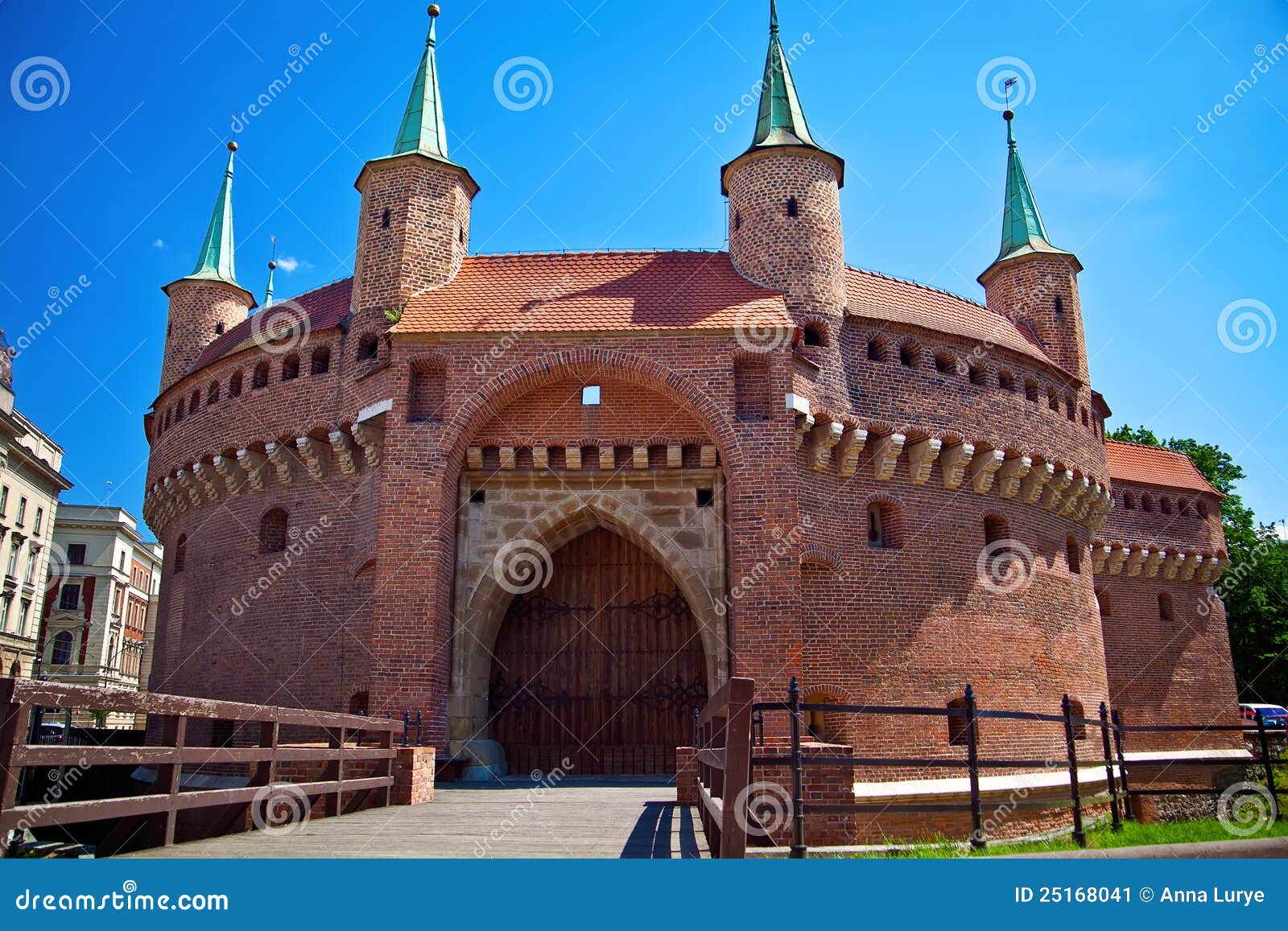 Barbacane de Cracovie image stock. Image du ville, fort - 25168041