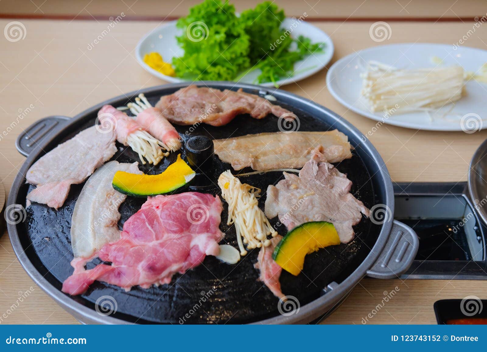Barbacoa Coreana Con La Tabla De La Parrilla Foto de archivo - Imagen ...