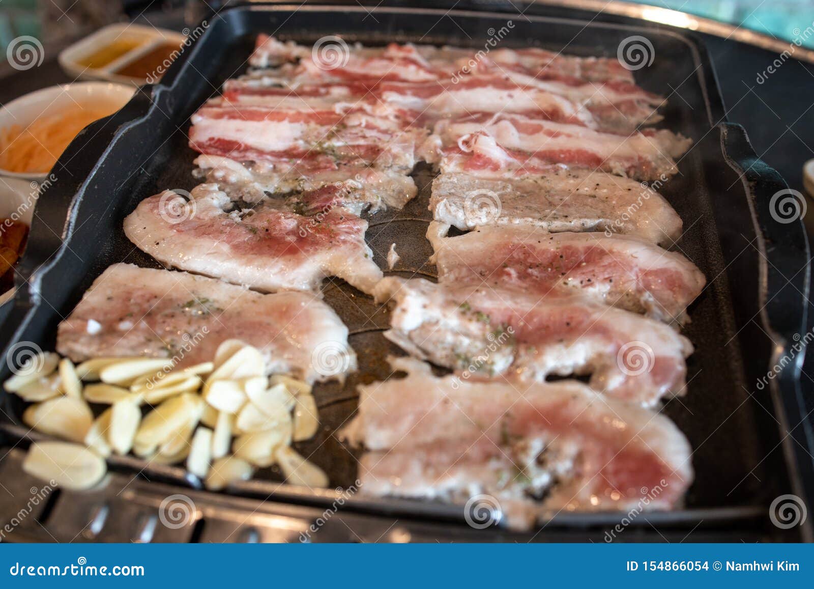 Barbacoa Coreana Samgyeopsal Del Estilo Con Ajo Foto de archivo ...