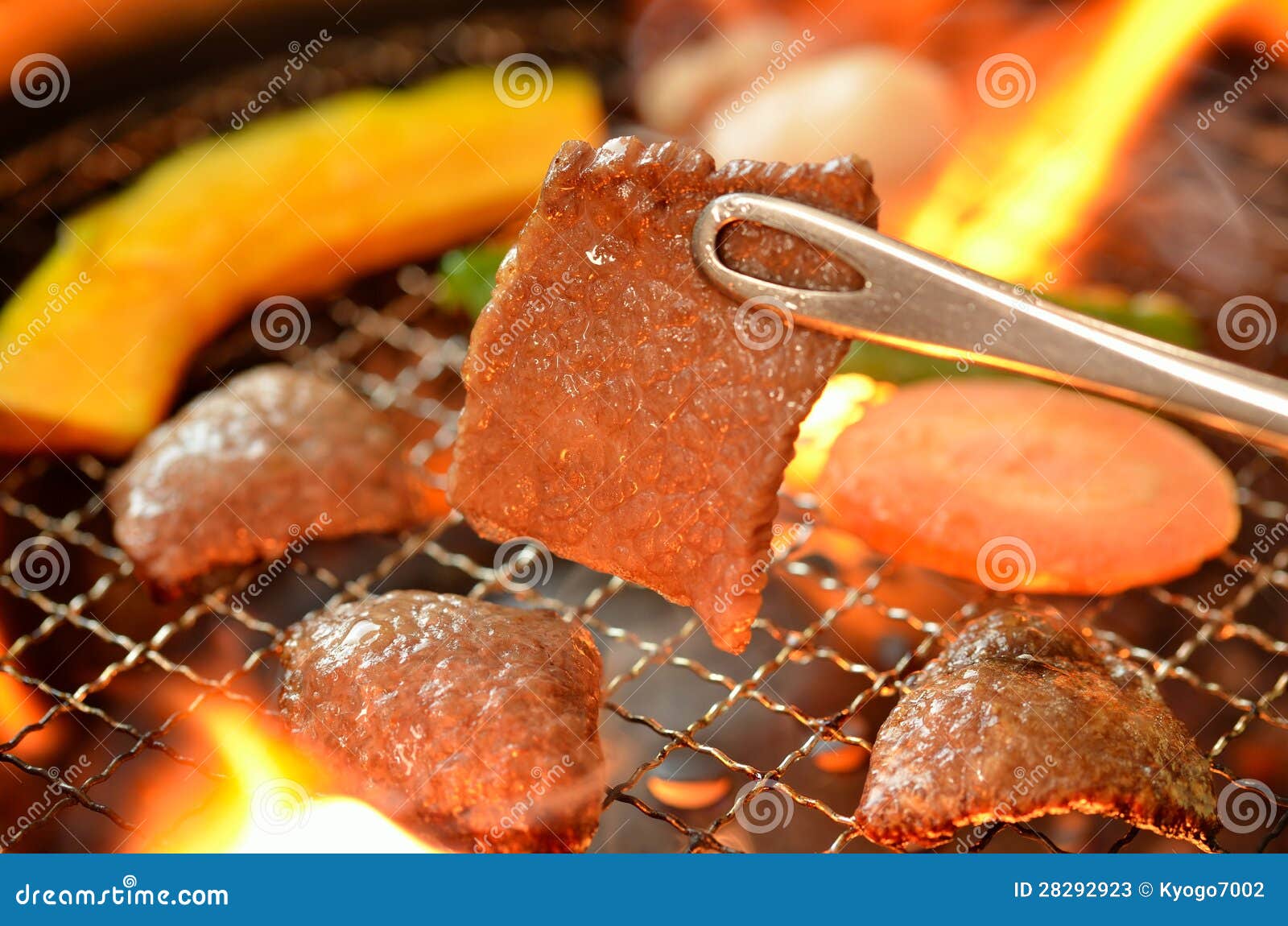 Barbacoa coreana Yakiniku imagen de archivo. Imagen de llama - 28292923