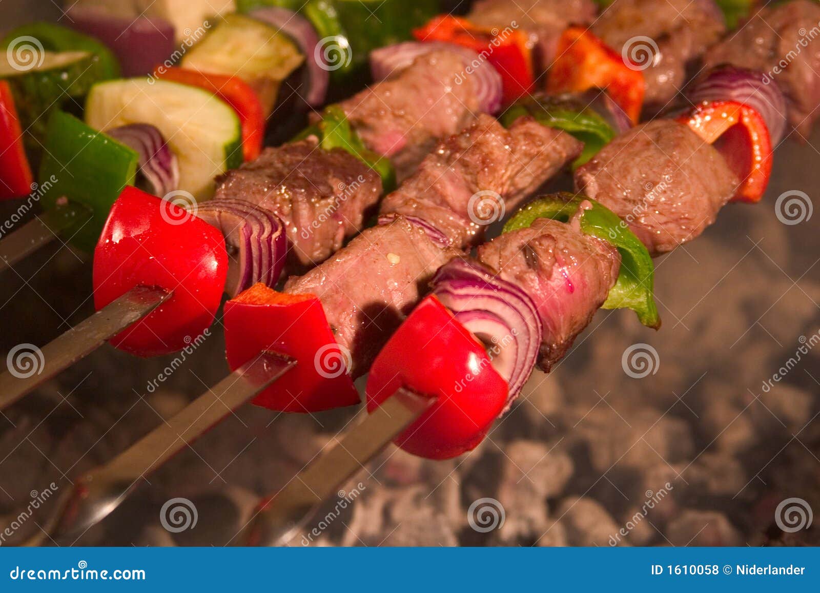 Barbacoa en los pinchos foto de archivo. Imagen de cortes - 1610058