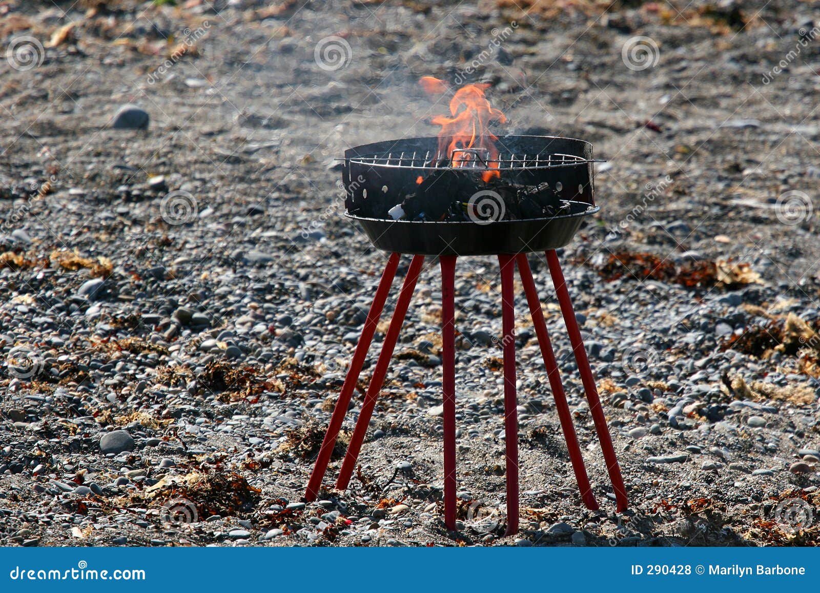 Barbecue Di Base Della Spiaggia Fotografia Stock - Immagine di mangi ...