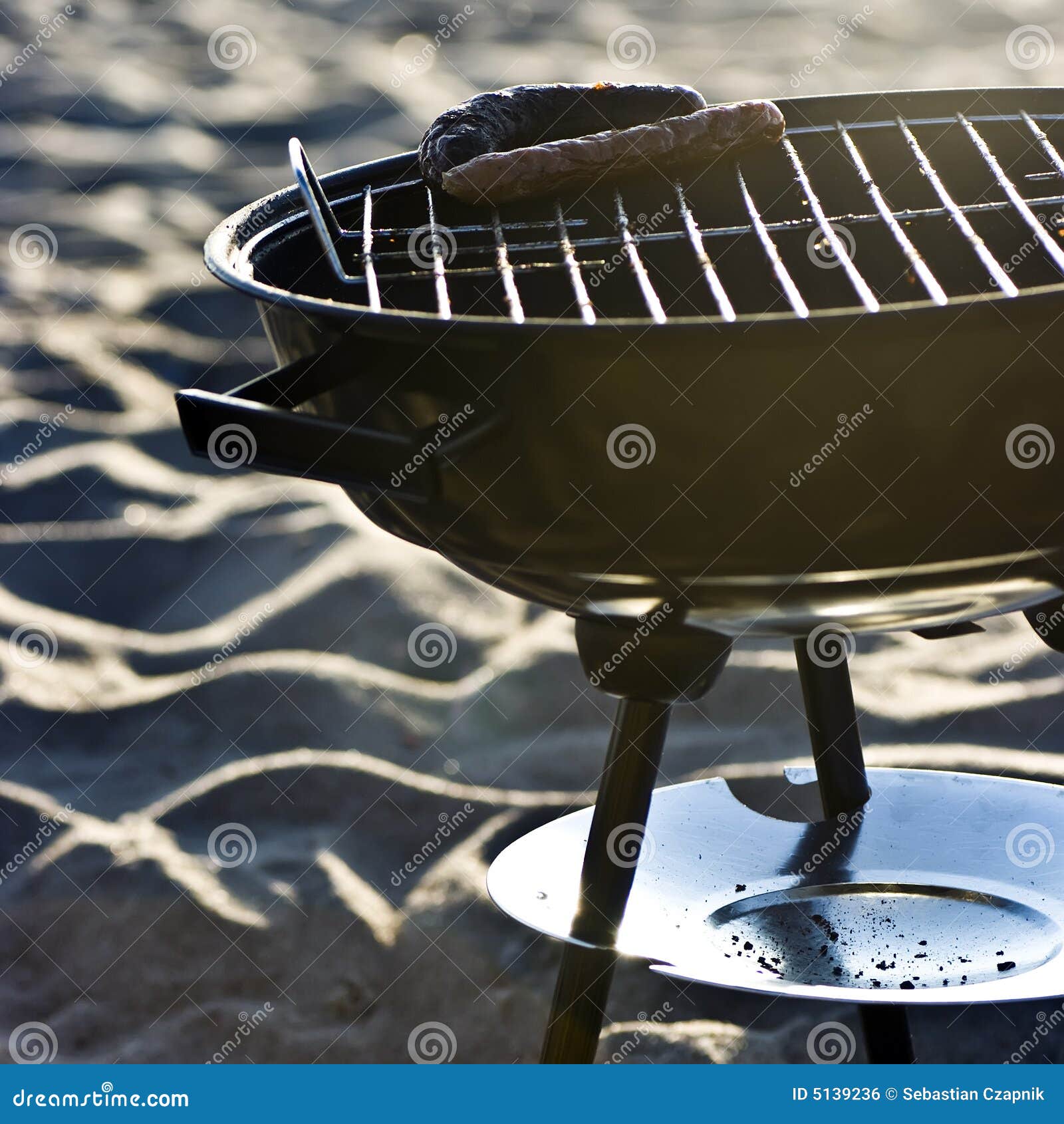 Barbecue op strand stock foto. Image of overzees, maaltijd - 5139236