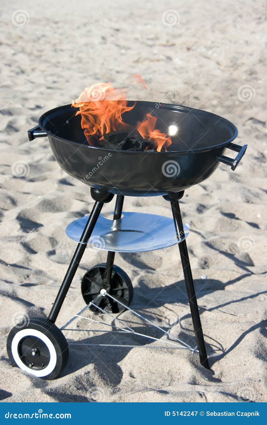 Barbecue op strand stock afbeelding. Image of houtskool - 5142247