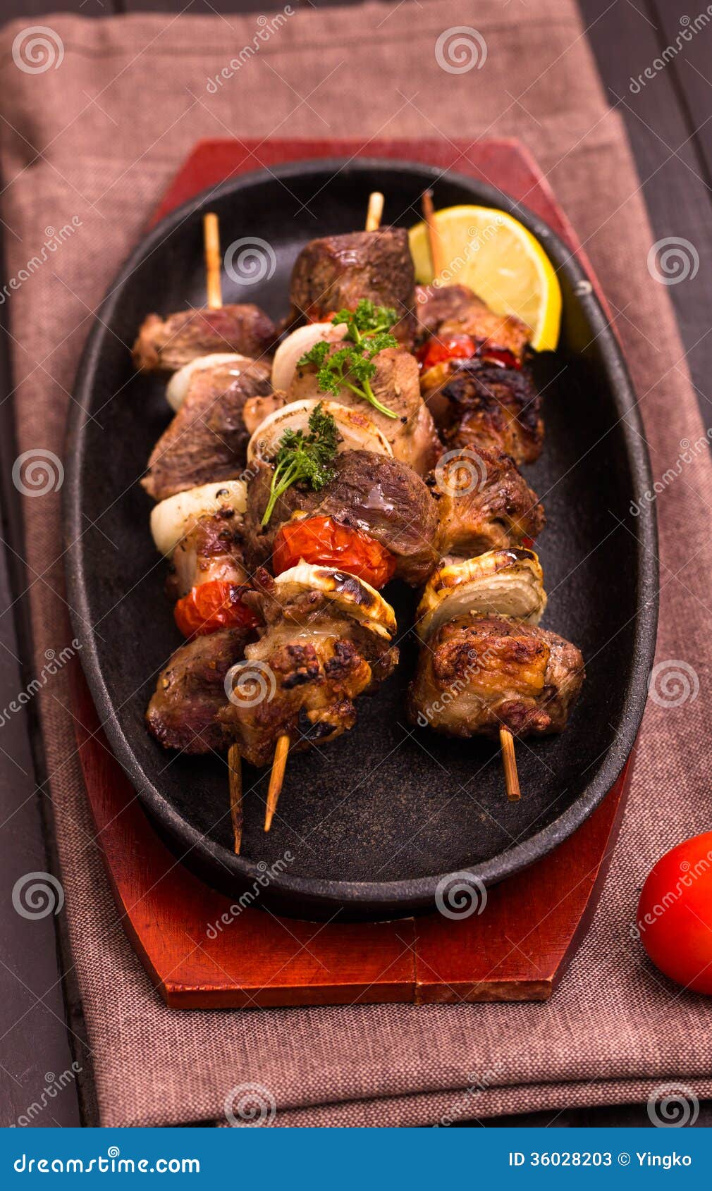Barbecue Sur Les Brochettes En Bois Verticales Image stock - Image du ...