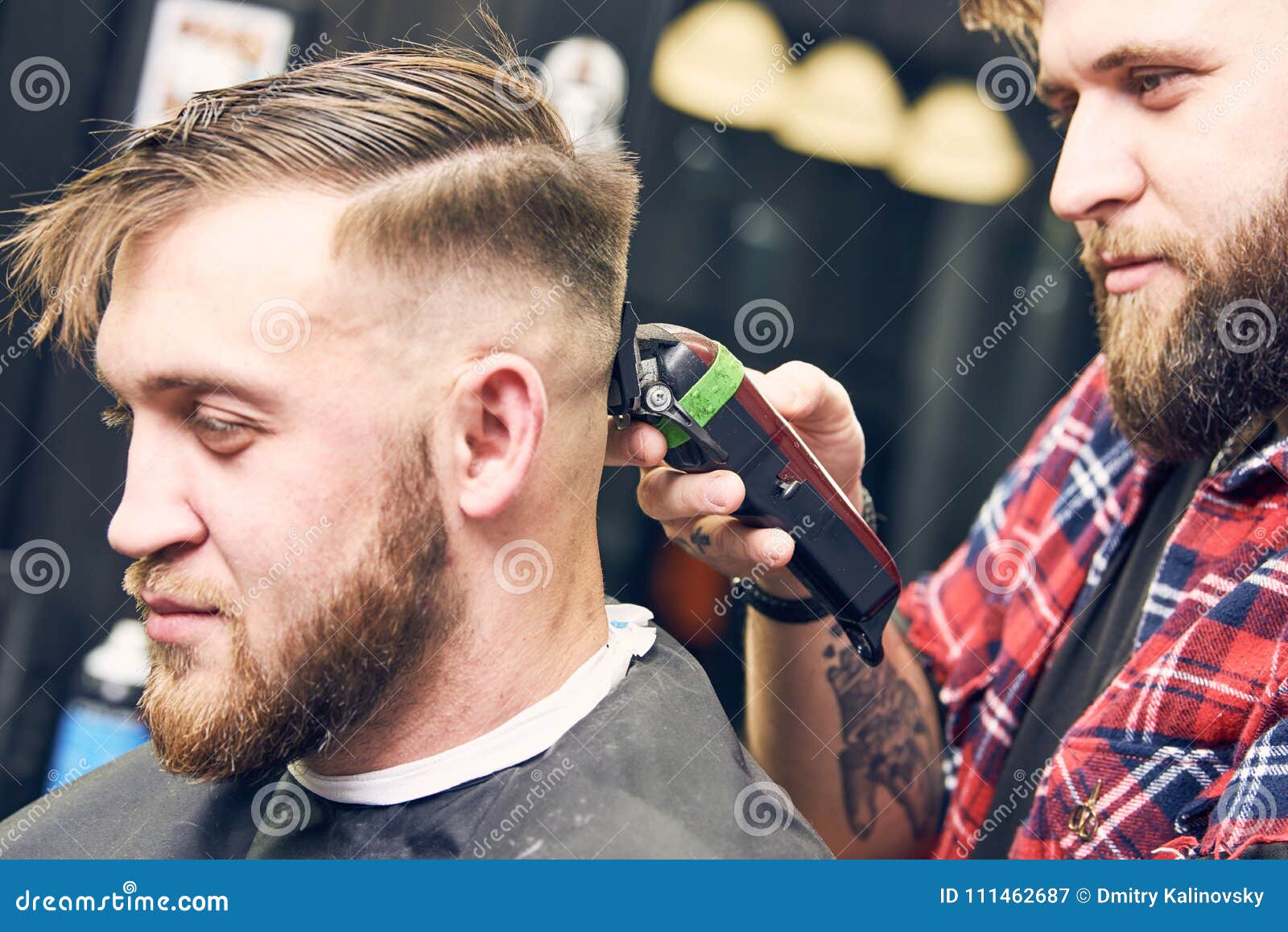 Barbeiro Ou Cabeleireiro No Trabalho Cabelo Do Corte Do Cabeleireiro Do ...