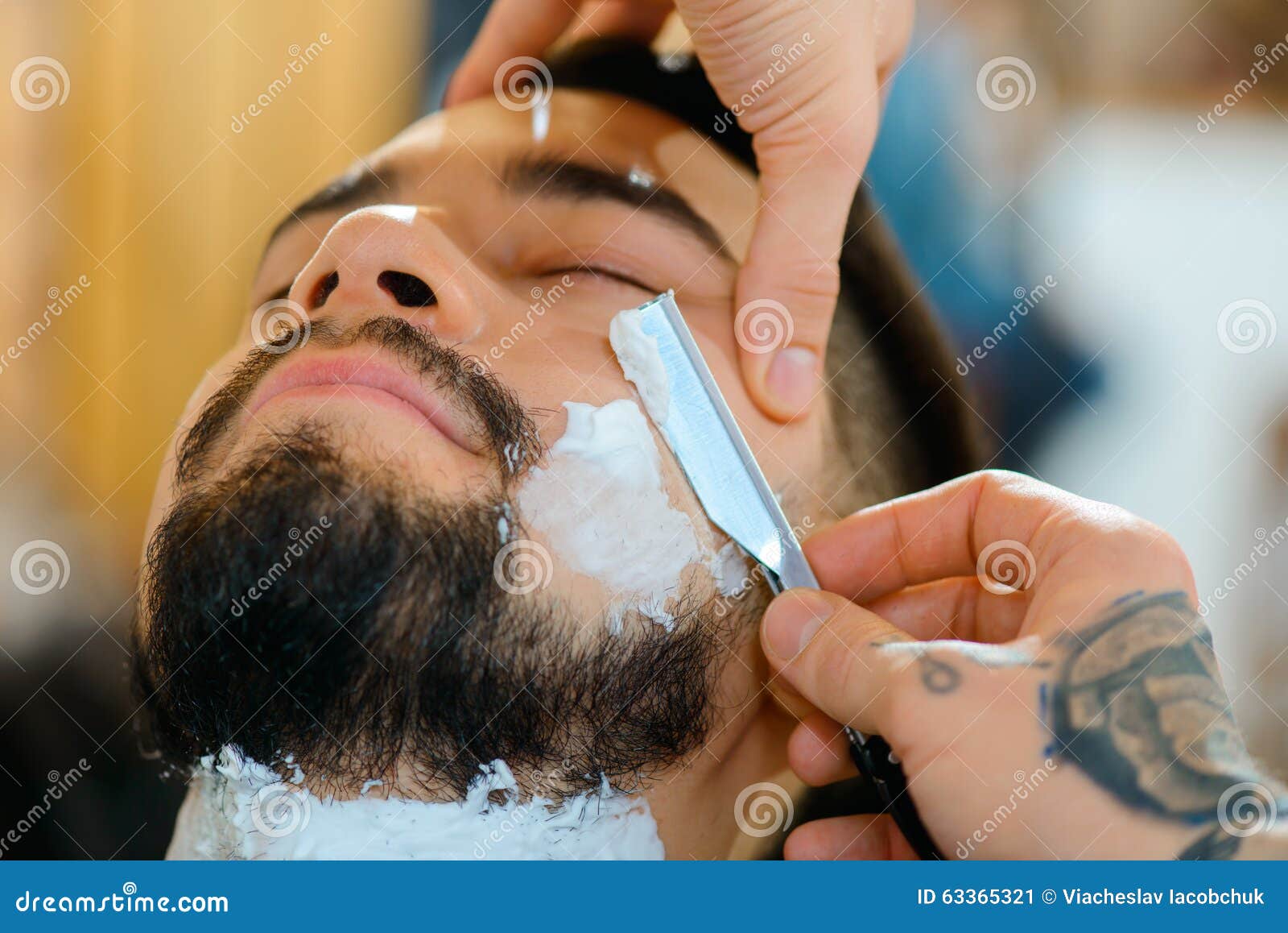 Barbeiro Profissional Que Barbeia a Barba Do Seu Imagem de Stock ...