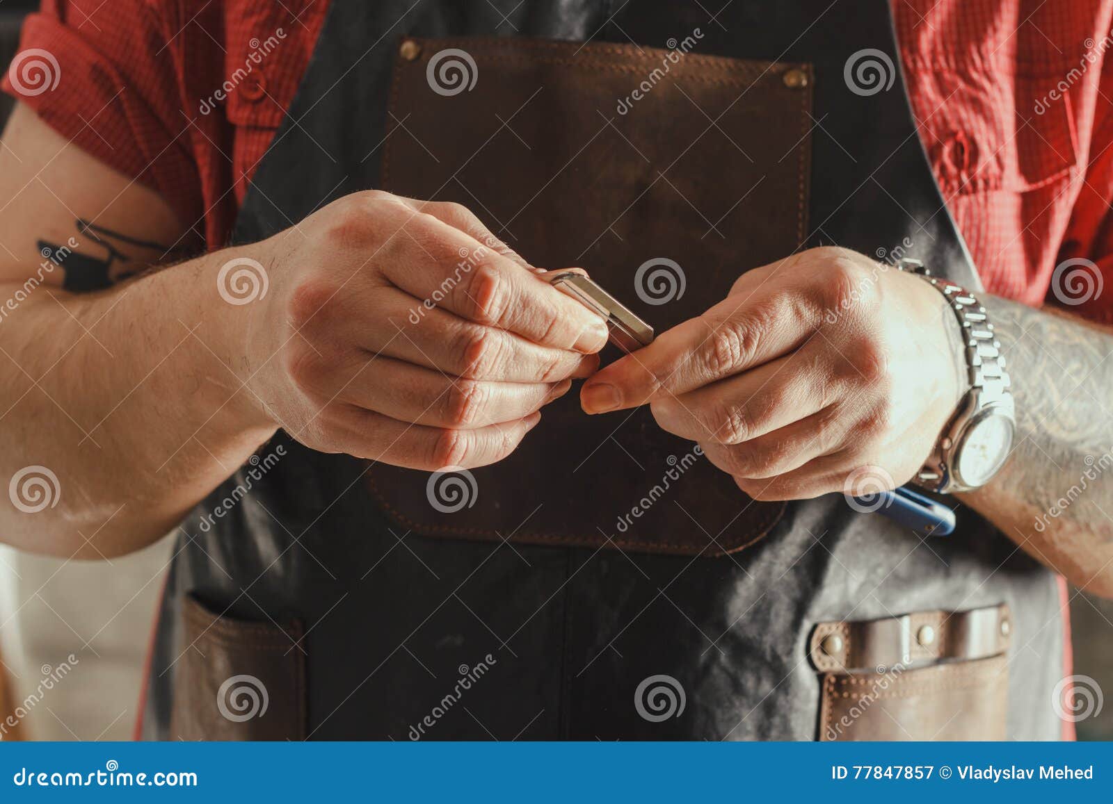 Barber Hands Closeup imagem de stock. Imagem de moderno - 77847857