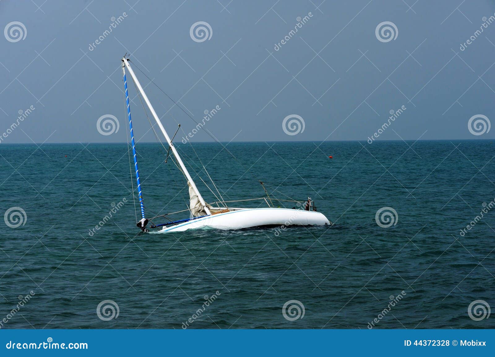 Barca Alla Deriva Sul Mare Adriatico Fotografia Stock - Immagine di ...