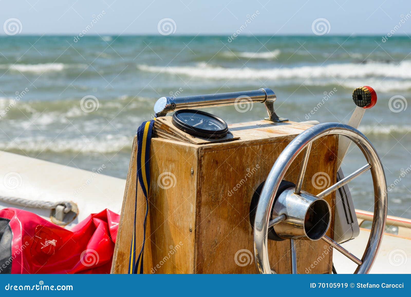 Barca con il timone immagine stock. Immagine di gonfiabile - 70105919