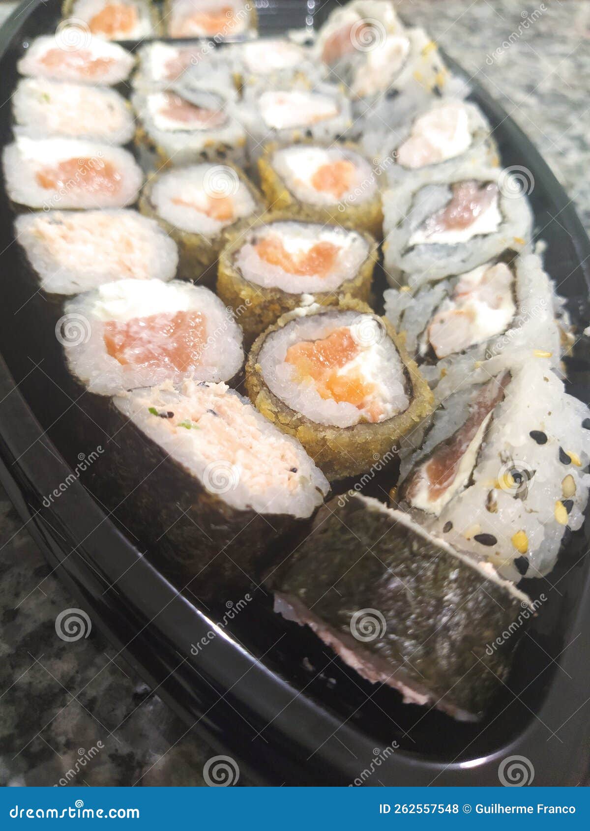 Barca de sushi foto de archivo. Imagen de comida, cocina - 262557548