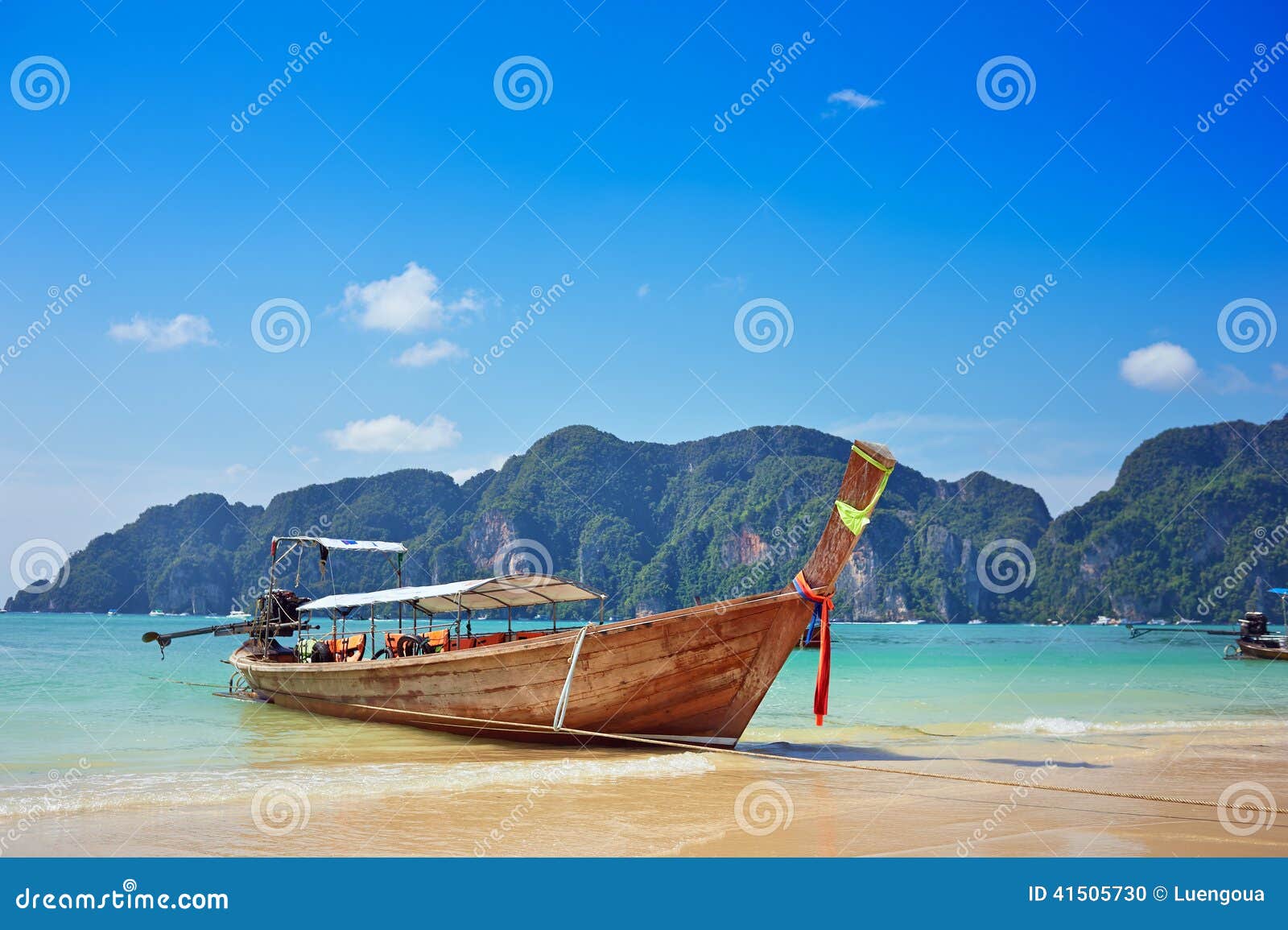 Barca Di Longtail Nel Bello Mare Sopra Il Chiaro Cielo Fotografia Stock ...