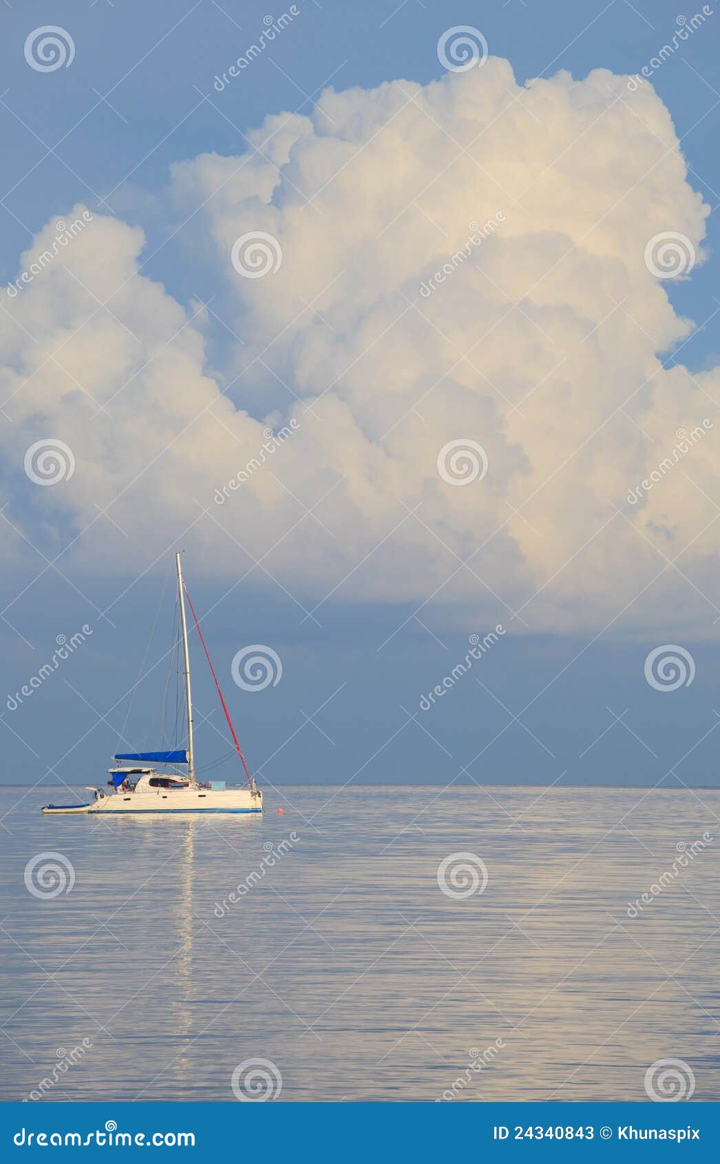 Barca Di Navigazione E Mare Calmo Bianco E Del Nube Immagine Stock ...