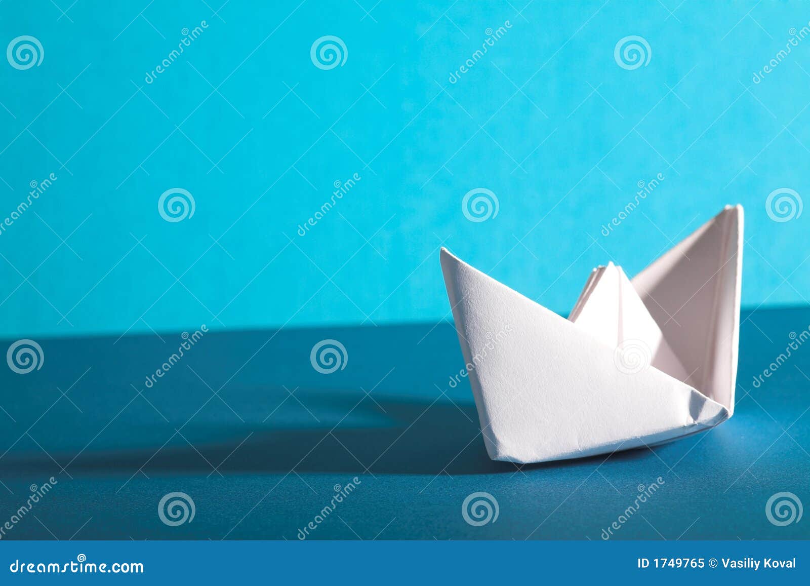 Barca di Origami immagine stock. Immagine di oceano, bambini - 1749765