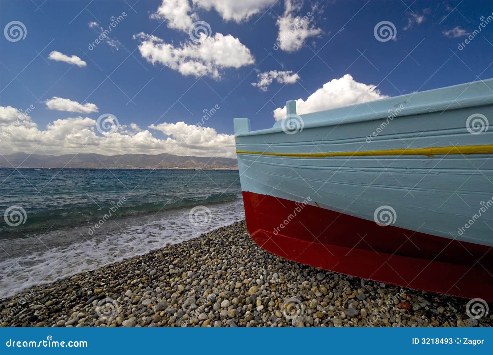 Barca e mare immagine stock. Immagine di bagnato, bianco - 3218493