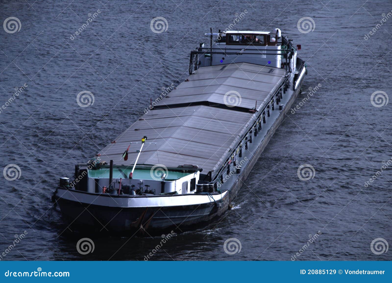 Barca en el río imagen de archivo. Imagen de coastline - 20885129
