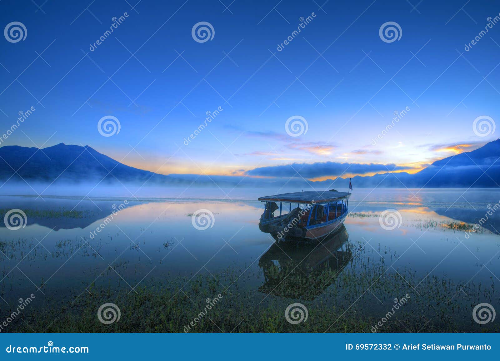 Barca nel lago fotografia stock. Immagine di terra, alba - 69572332 Barca nel lago fotografia stock. Immagine di terra, alba - 69572332