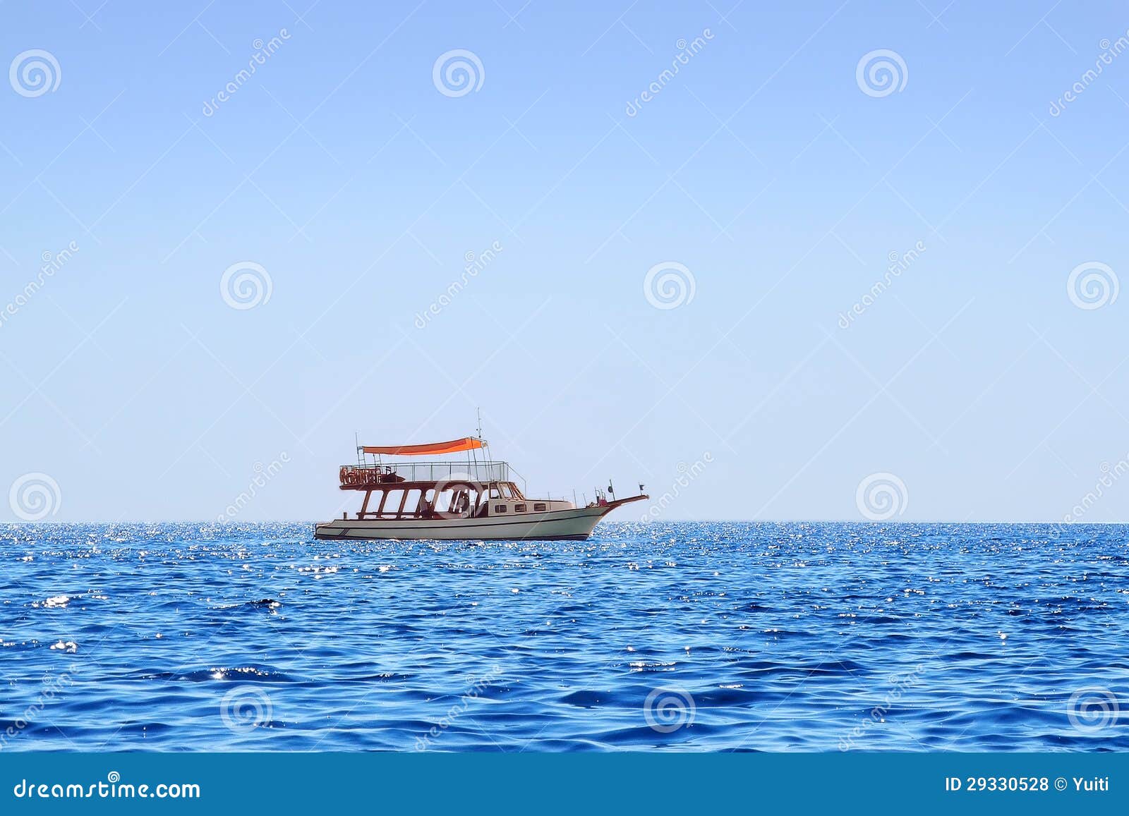 Barca nel mare fotografia stock. Immagine di orizzonte - 29330528