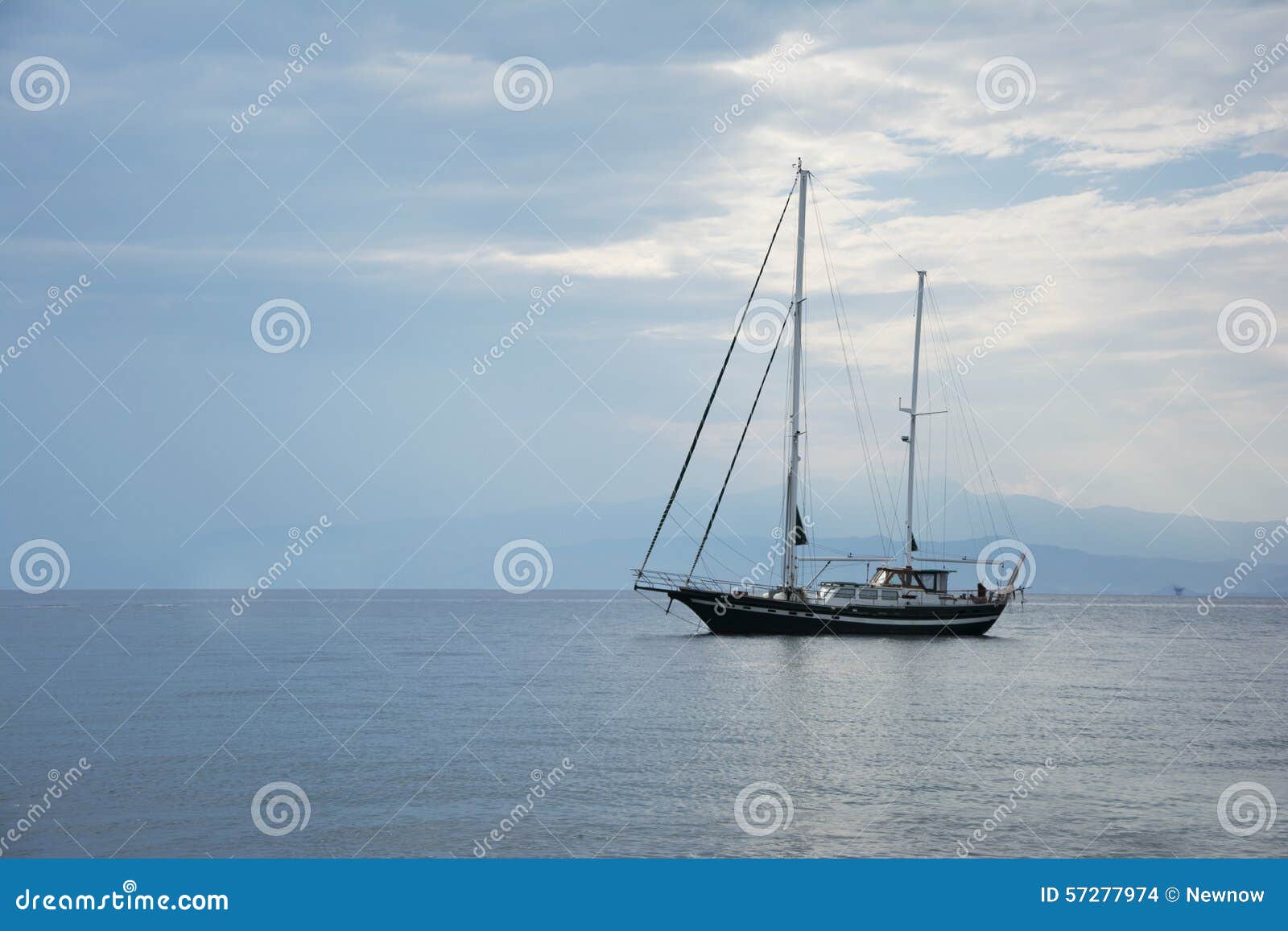 Barca nel mare fotografia stock. Immagine di vaso, solitario - 57277974