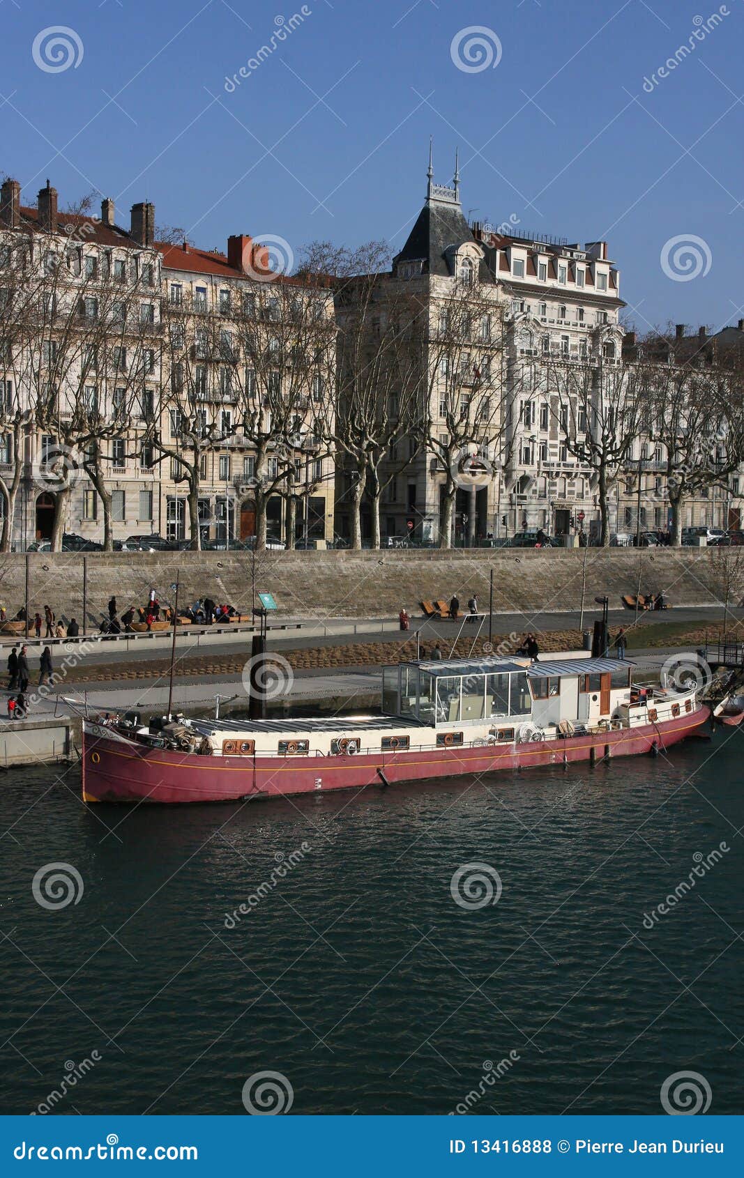 Barca no rio de Rhone foto de stock. Imagem de casa, caminhada - 13416888