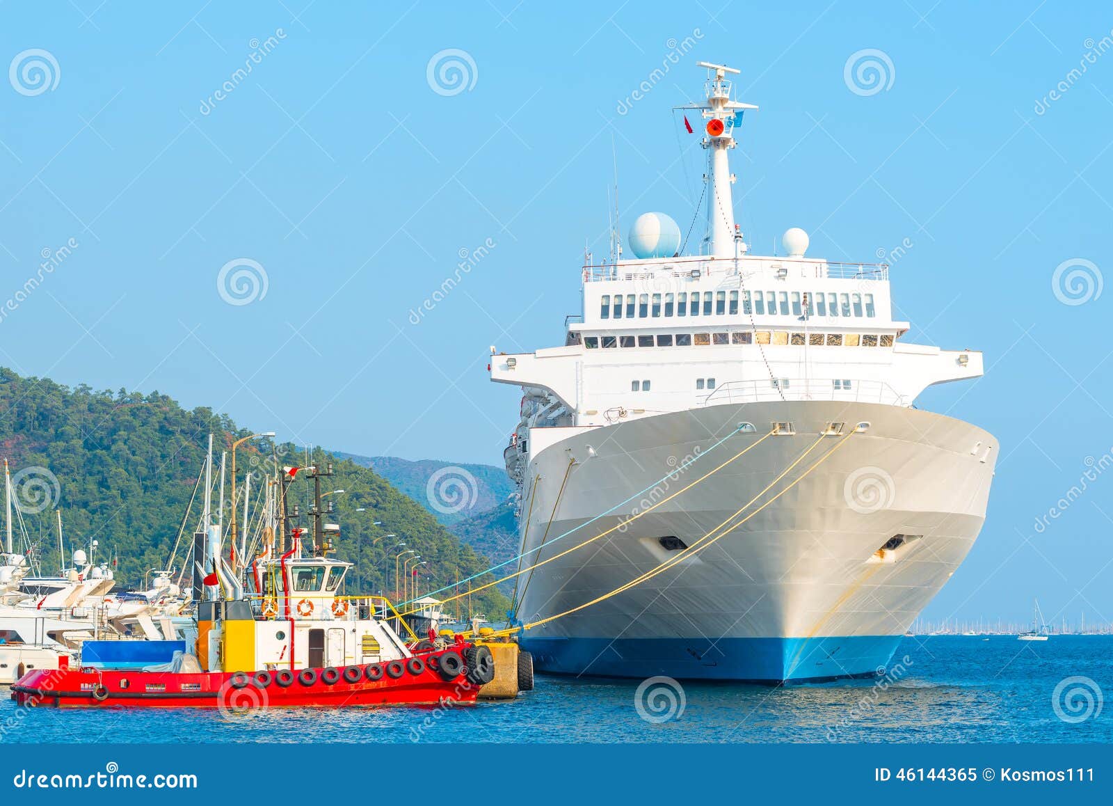 Barca Pequena E Um Forro Enorme Imagem de Stock - Imagem de doca, luxo ...