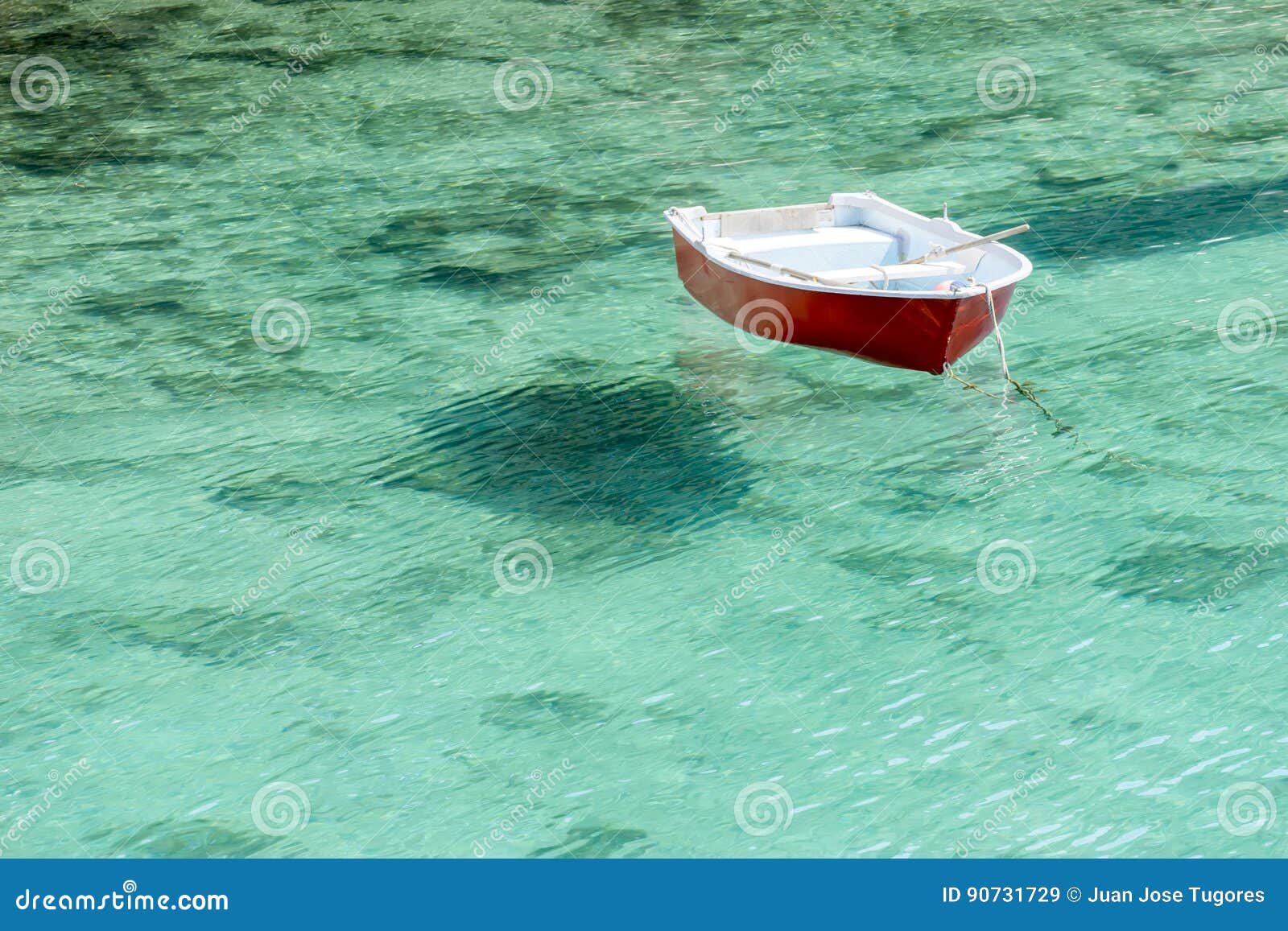 Barca Que Flota En Agua Transparente Imagen de archivo - Imagen de ...