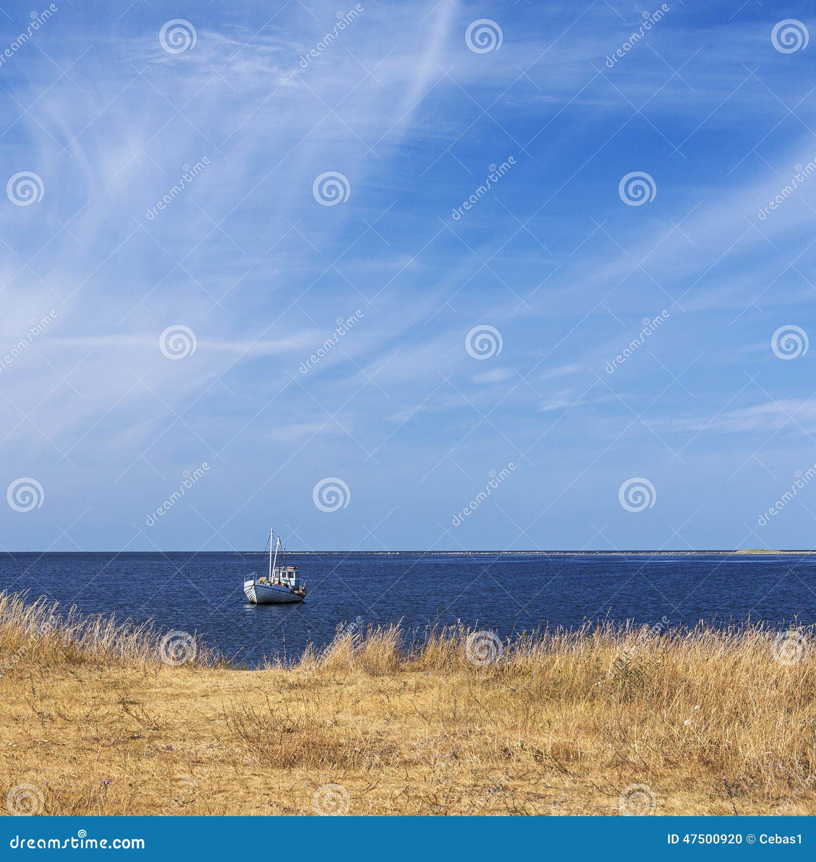 Barca sola e mare calmo fotografia stock. Immagine di lungomare - 47500920