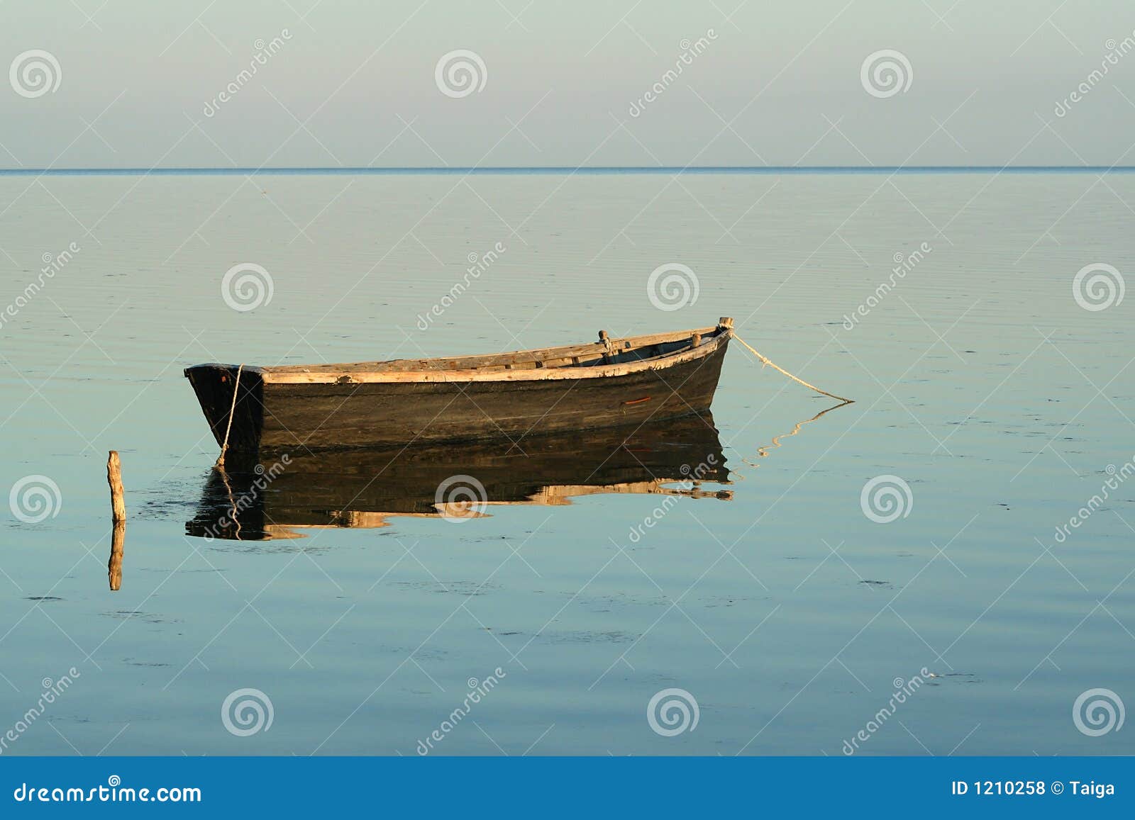 Barca sola nel mare calmo fotografia stock. Immagine di pacifico - 1210258