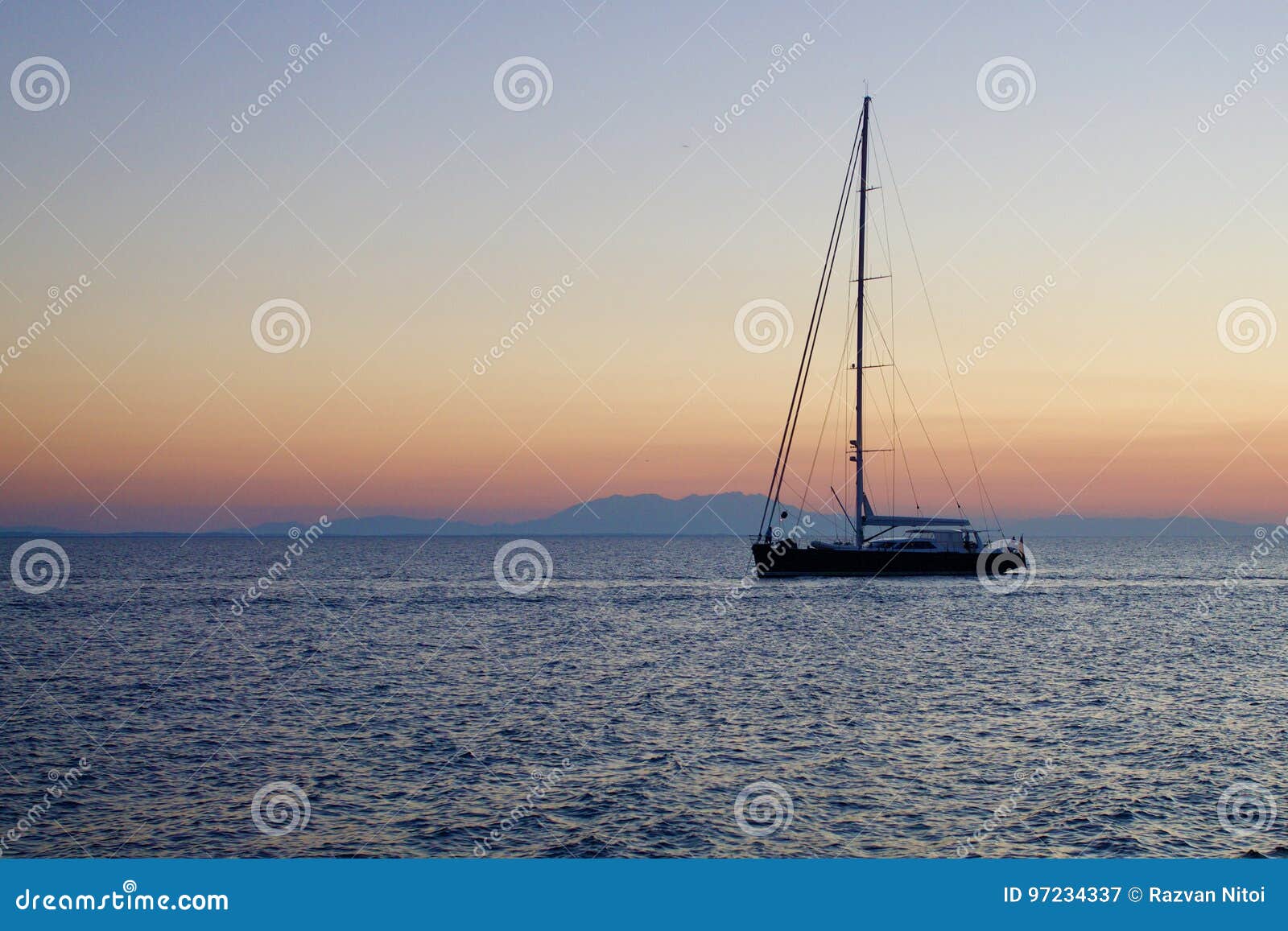 Barca Sola Su Un Mare Calmo Immagine Stock - Immagine di libertà ...