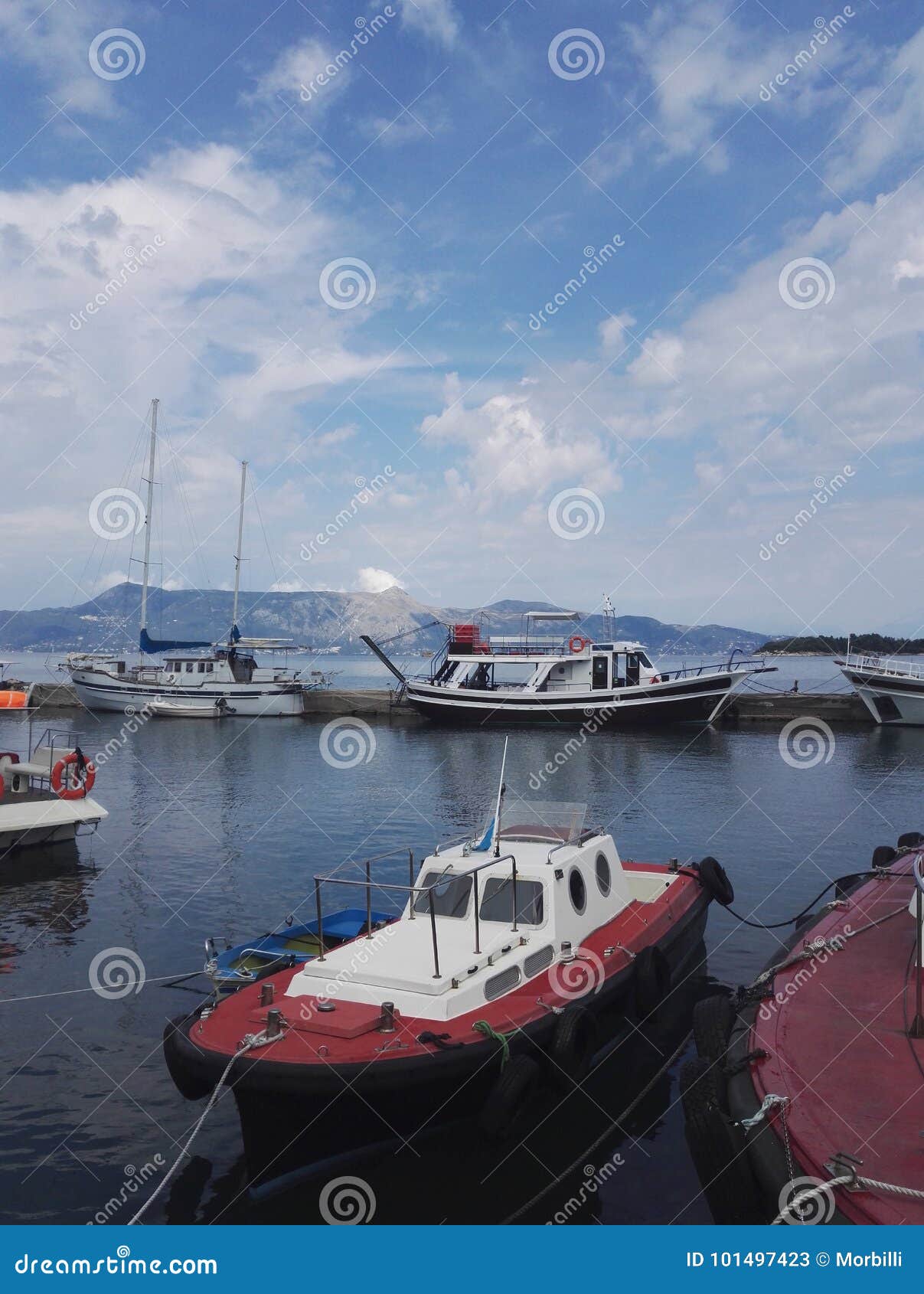 Barca sulla costa di mare fotografia stock editoriale. Immagine di ...