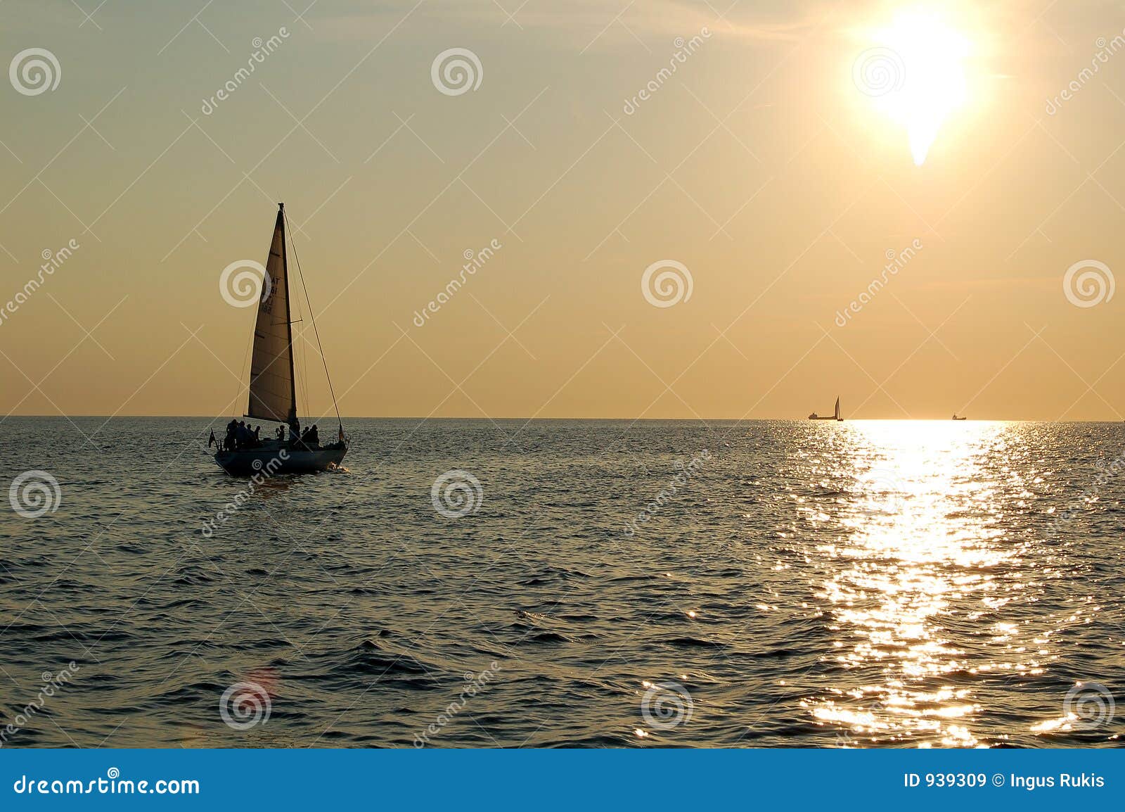 Barca a Vela Che Naviga Al Tramonto Immagine Stock - Immagine di ...