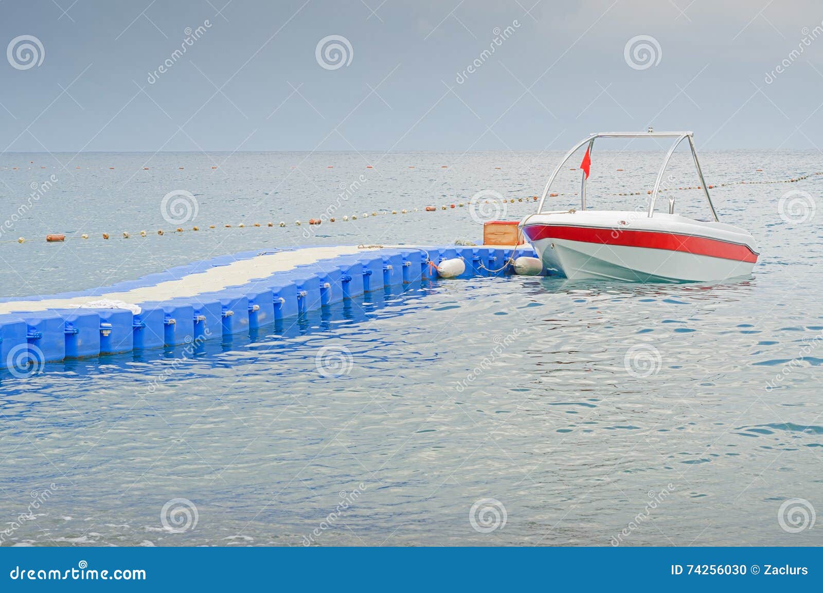 Barca Vicino Al Ponte Di Barche Blu Fotografia Stock - Immagine di mare ...