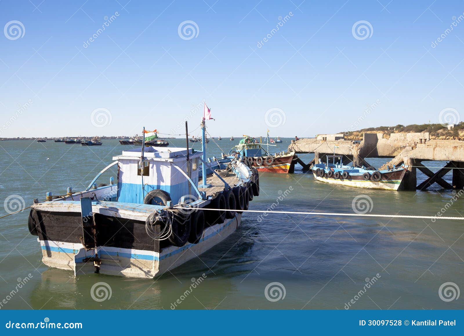 Barche Al Crepuscolo Attraccate in Dwarka Harbor Fotografia Stock ...