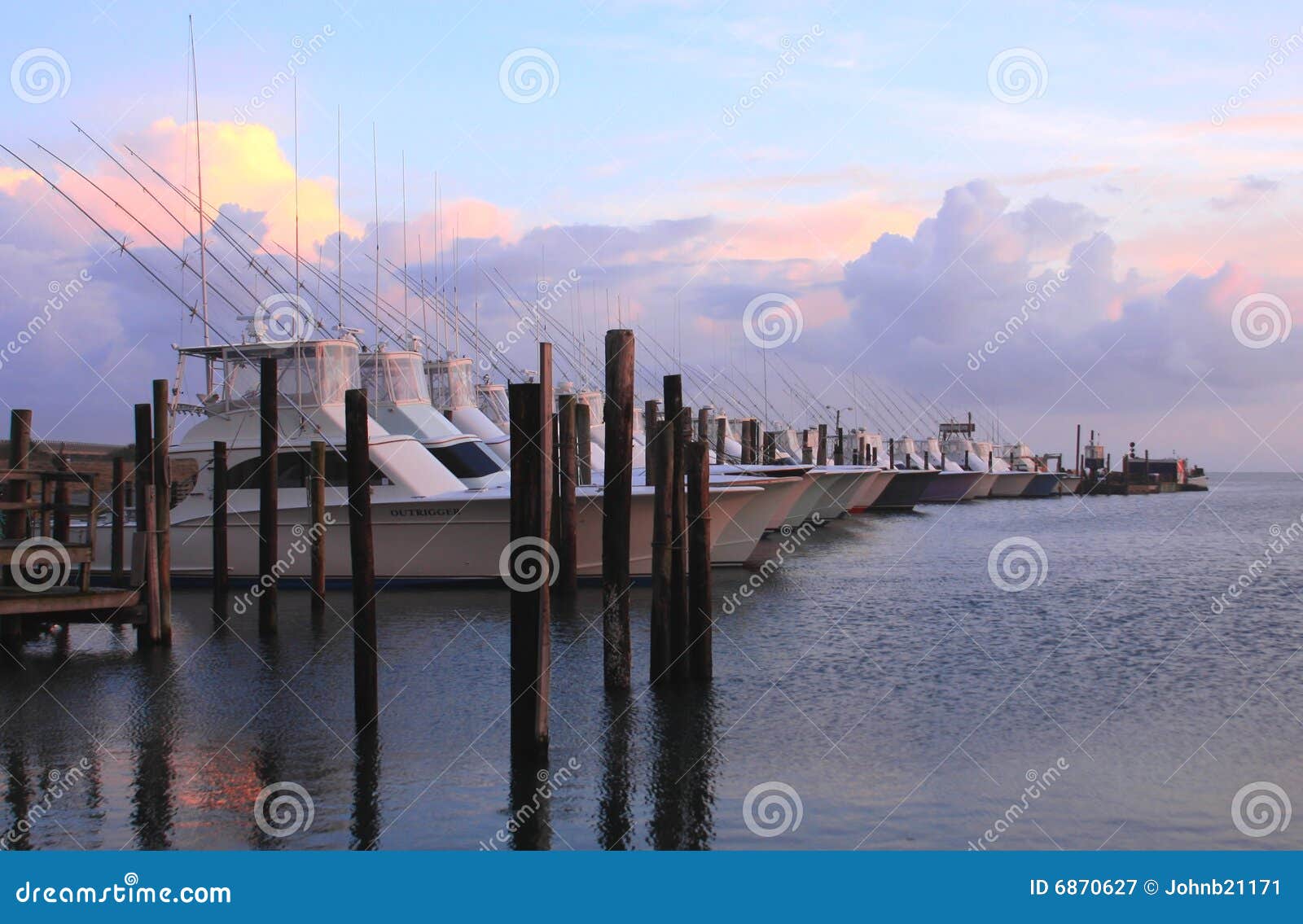 Barche al tramonto immagine stock. Immagine di barca, cielo - 6870627